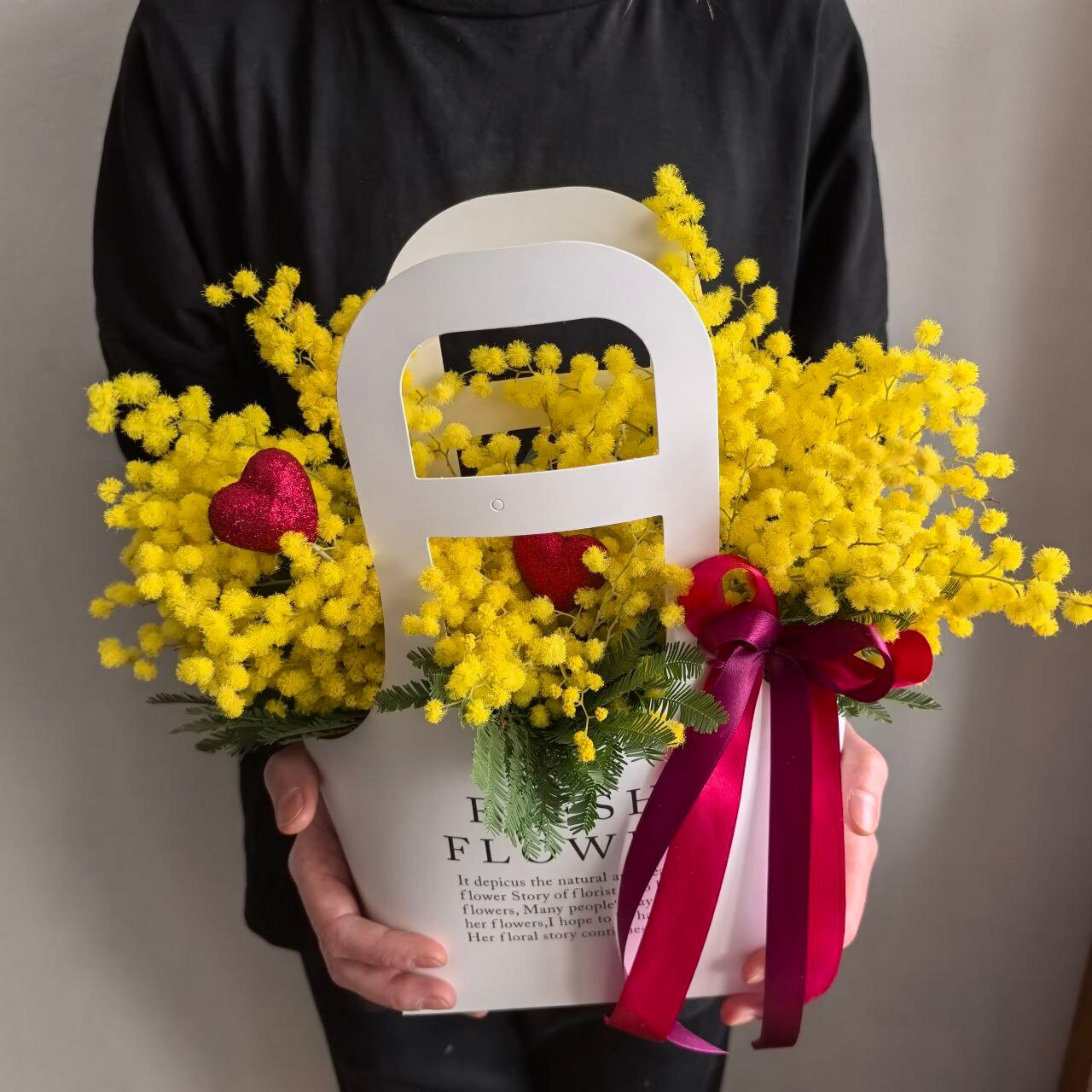 Композиция на 14 февраля: Мимоза и сердечки в стальной сумочке