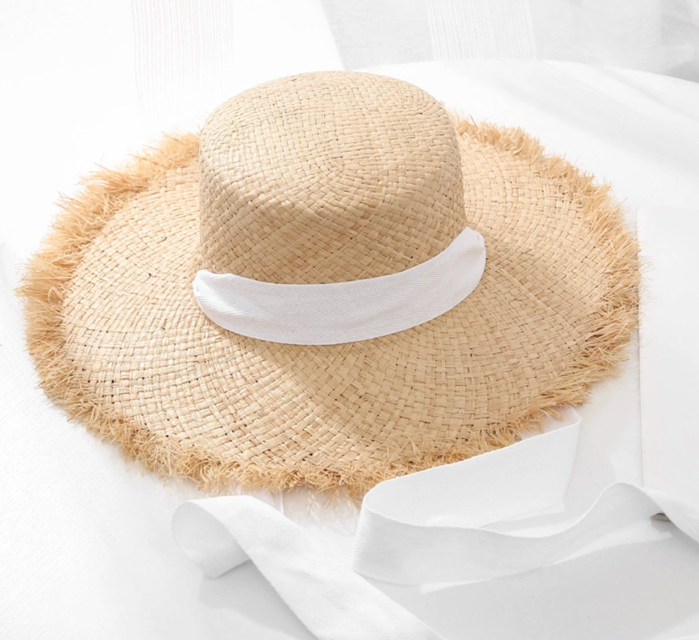 Шляпа из натуральной соломы с белой тесьмой