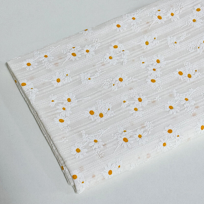 В наличии полностью хлопковая жаккардовая ткань с пасторальным принтом в виде свежих ромашек для платьев и рубашек, материал - чистый хлопок.