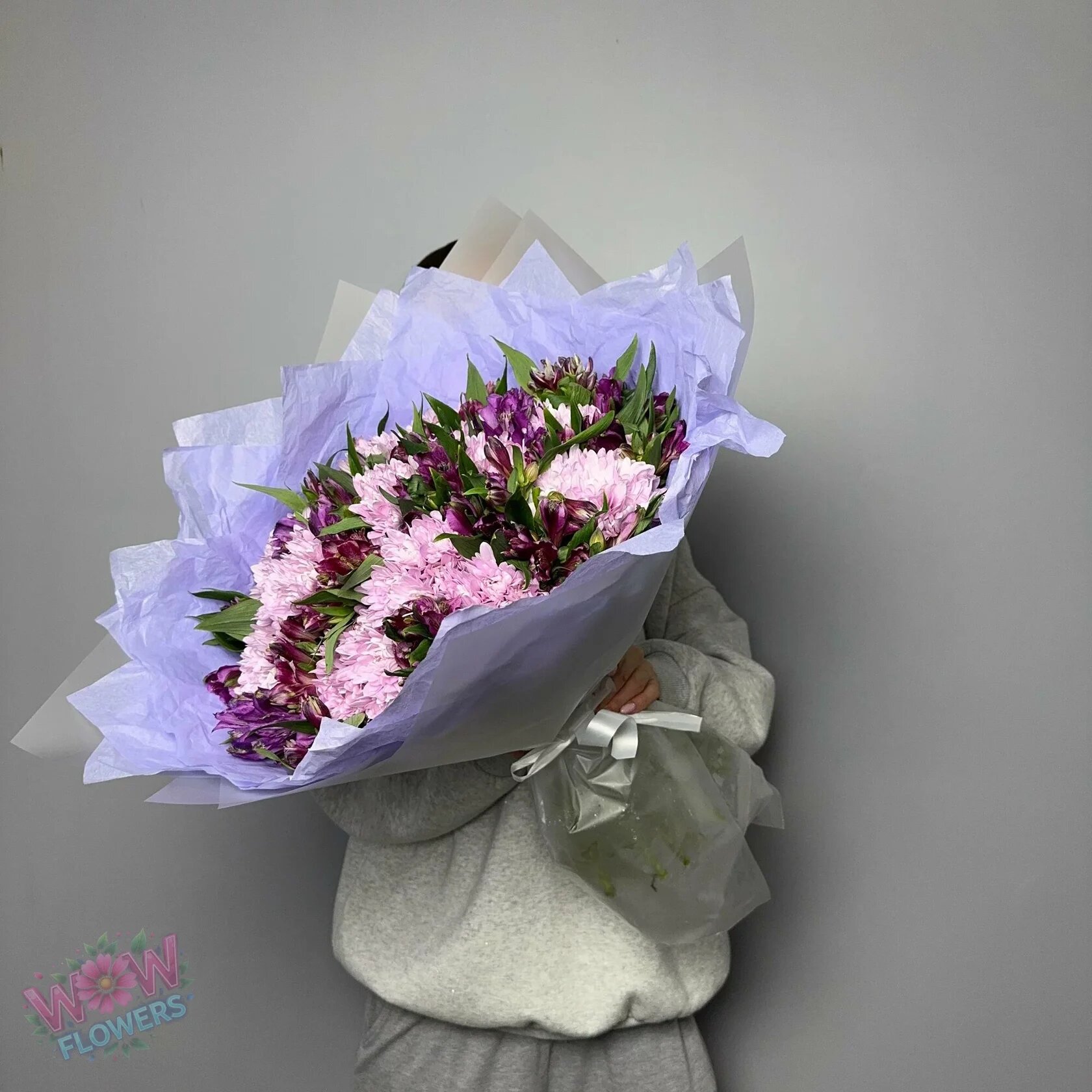 Пышный букет из альстромерии и хризантем с доставкой в оформление