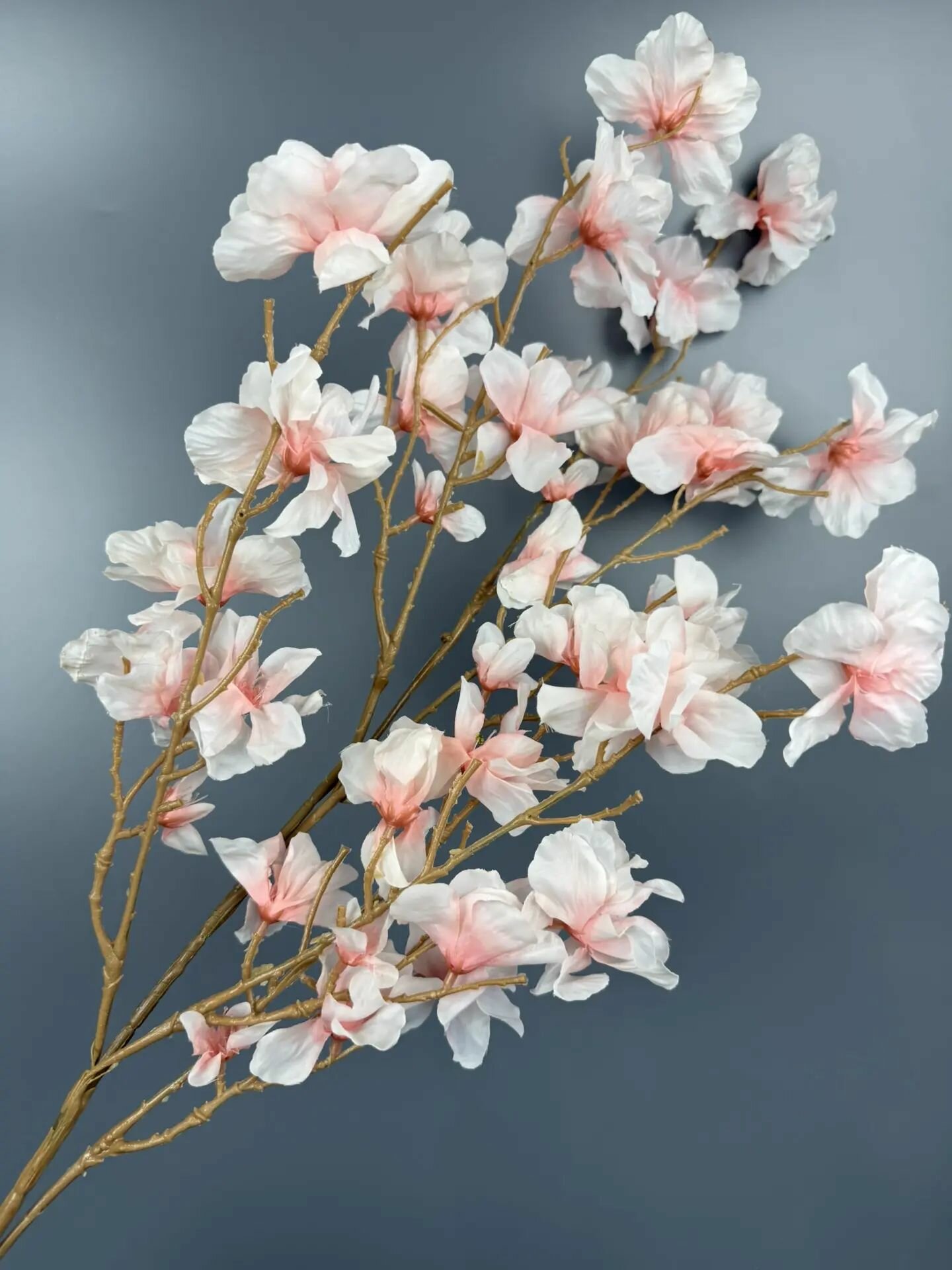 Искусственные цветы для декора фотозон и интерьера Магнолия весенняя цветущая ветка 85 см 1 ветка розовая