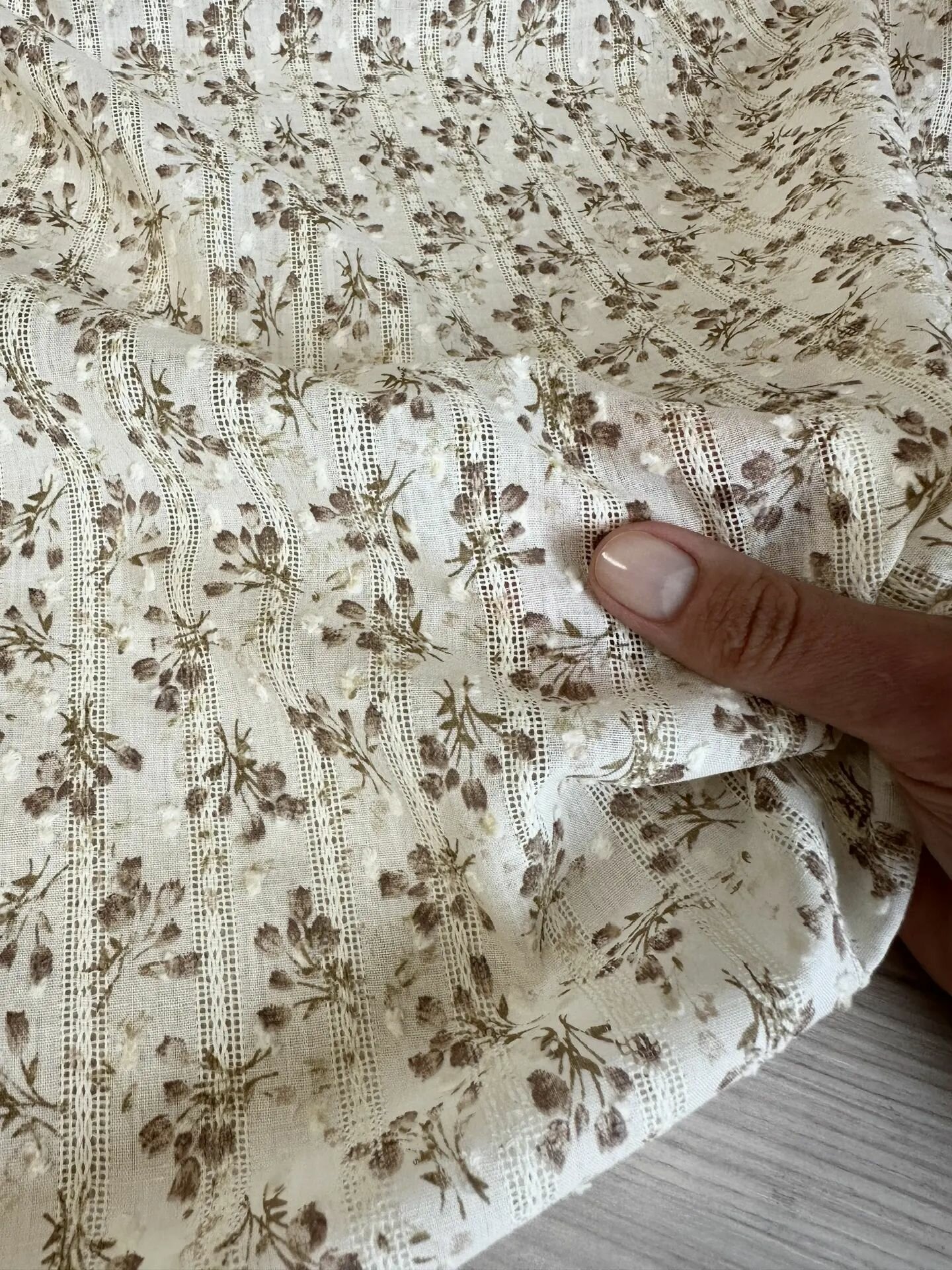 1,5м. Батист с вышивкой и мережкой, ткань для шитья и рукоделия. Хлопок 100% . Бежевый с коричневыми букетами. Плотность 90, ширина 140 см.