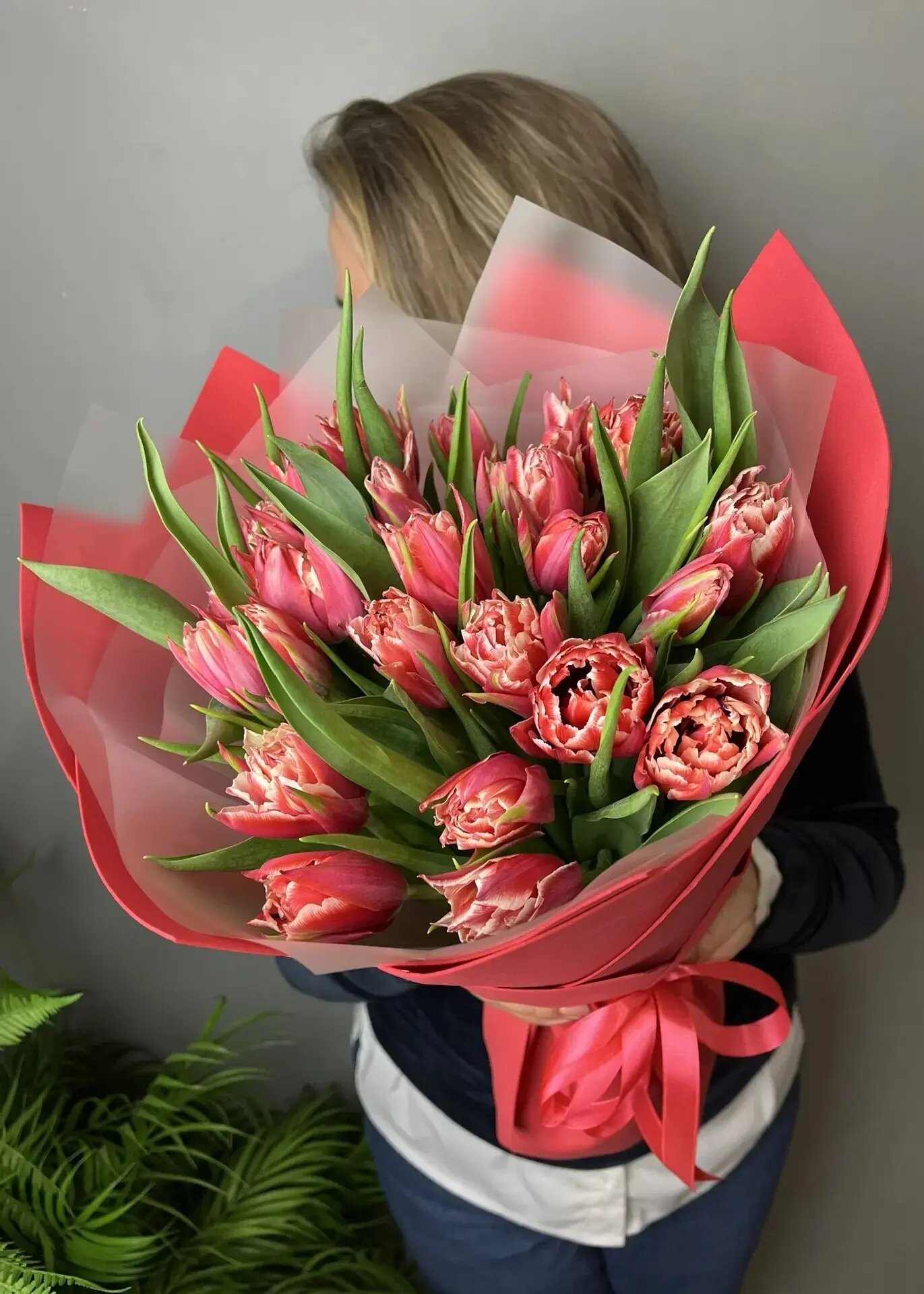 Букет цветов 25 тюльпанов пионовидных в стильной упаковке / премиум оригинальный букет живых цветов с доставкой девушке