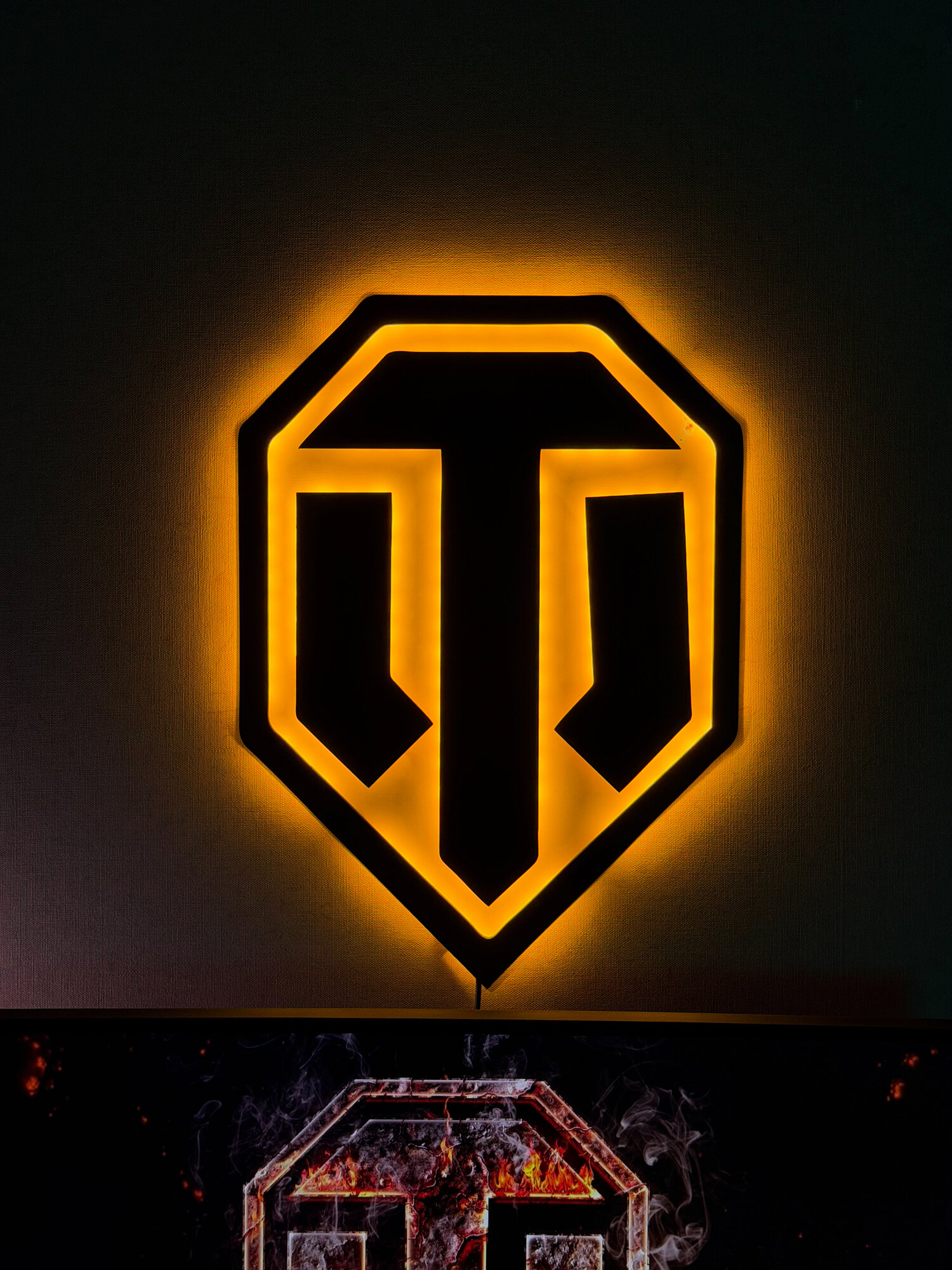 Светильник SolovevStore "World of Tanks", светодиодный, настенный, желтый, дерево