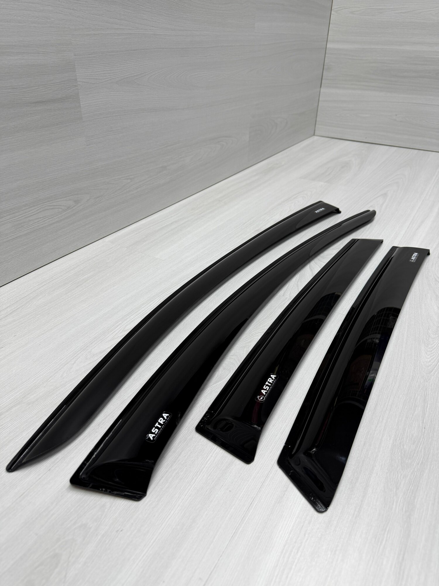 Дефлекторы (ветровики) окон на Opel Astra J 2012-2018 седан (Опель Астра)