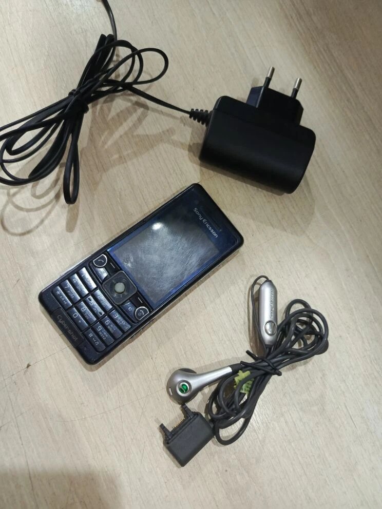 Sony Ericsson C510, 1 SIM (в комплекте телефон, зарядка и наушник)