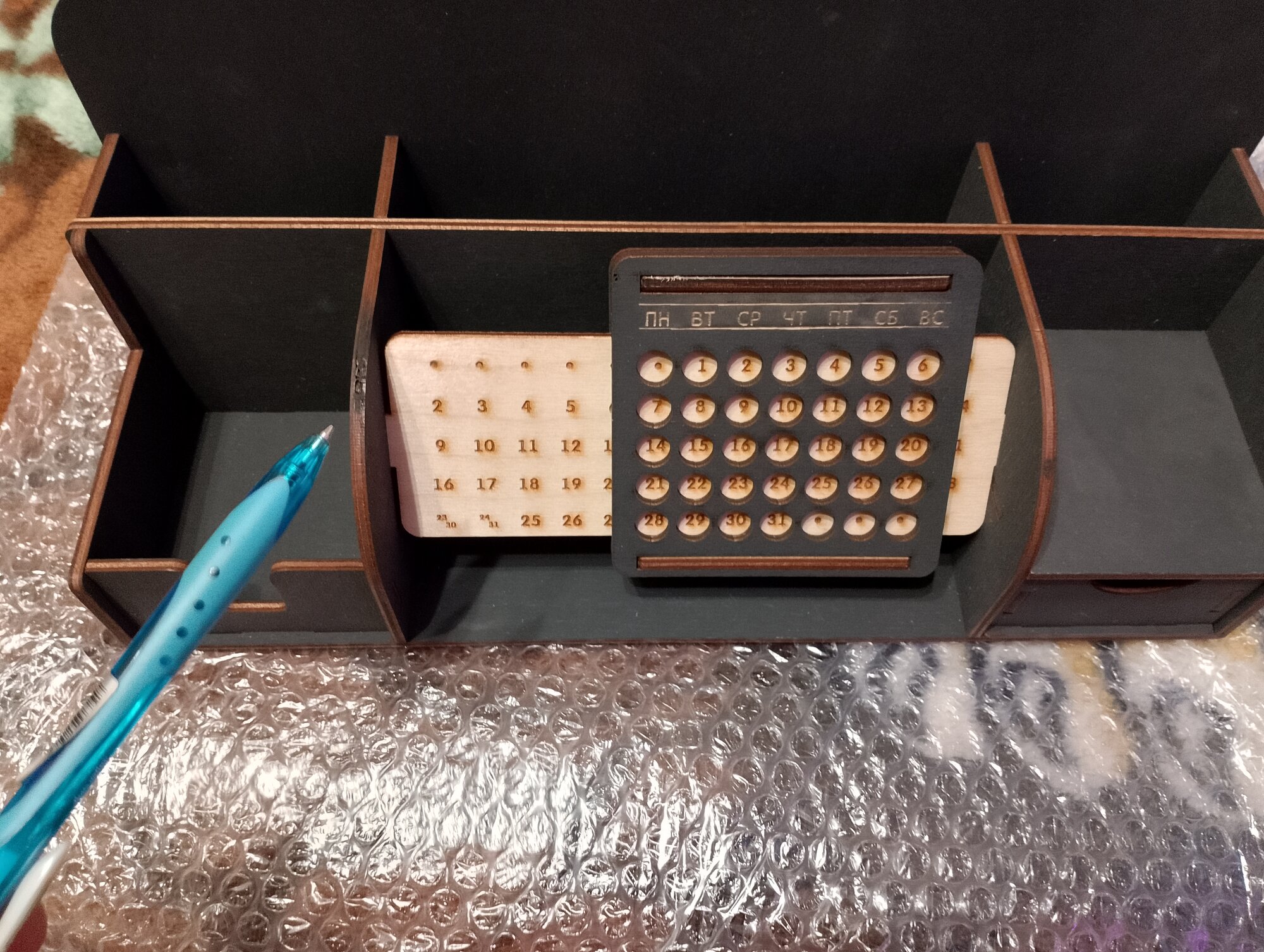 Настольный деревянный органайзер FB с вечным календарём и 6 отделениями 35*14*13 черный