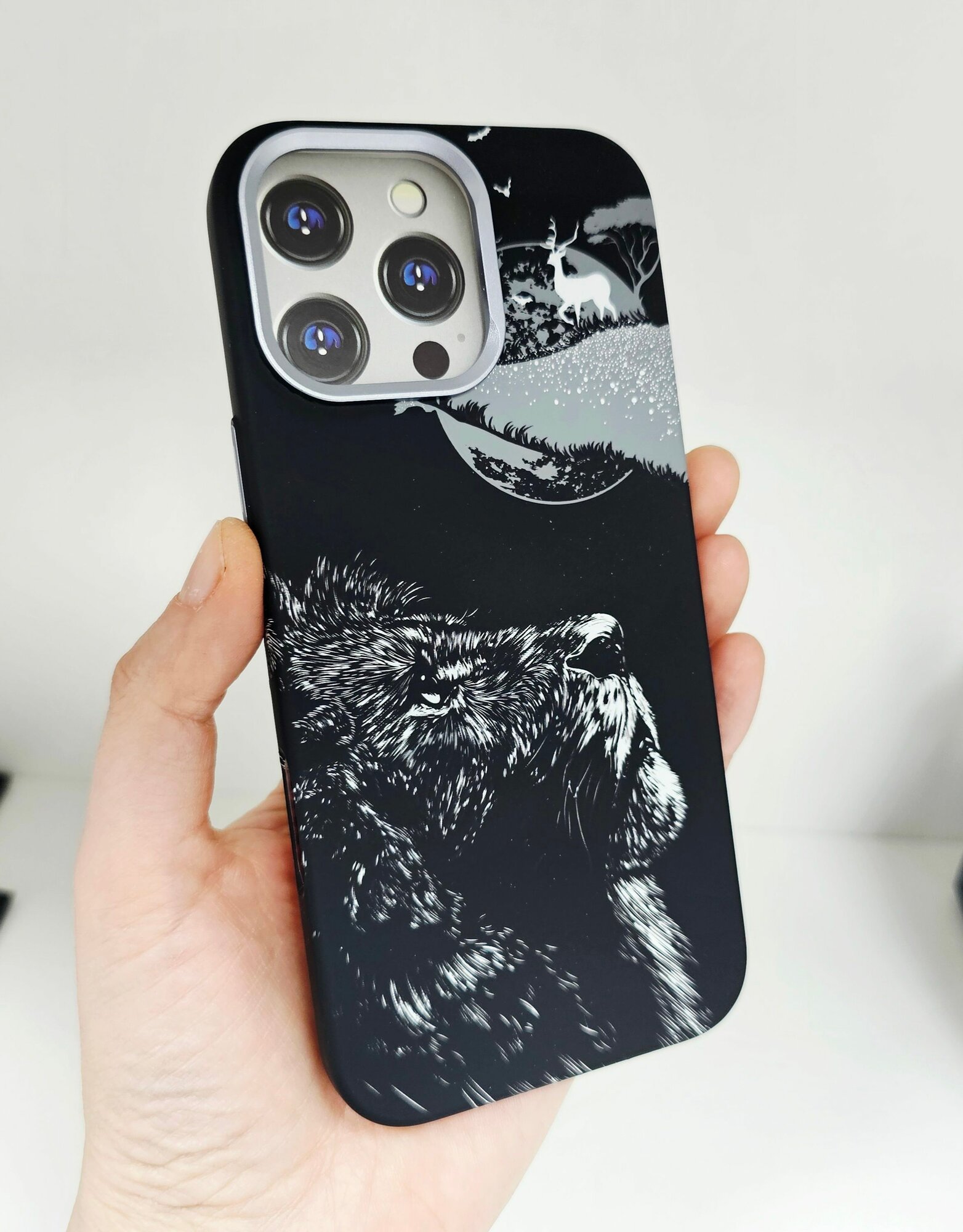 Чехол накладка для iPhone 16 Pro Max , с принтом (лев) , карбон с MagSafe