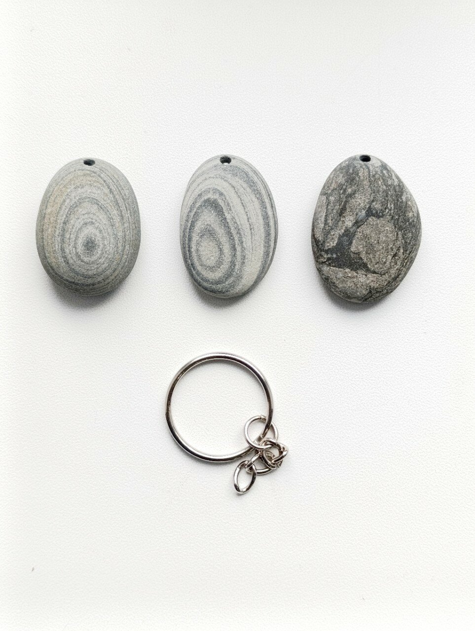Заготовка для кулона и брелока 3-3,5см. 3шт. Плоский камень с отверстием. Галька с природным узором