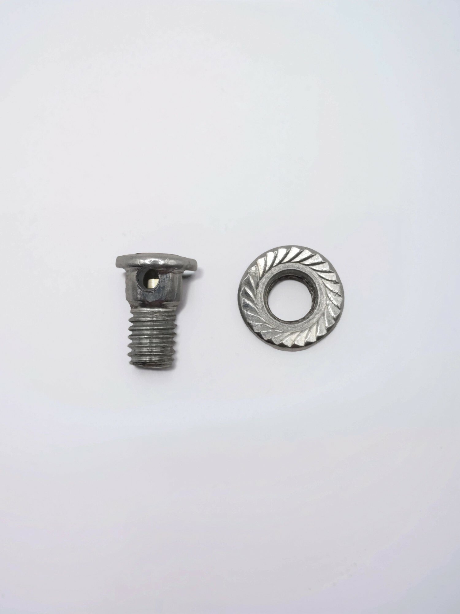 Винт с отверстием (3мм) и гайкой для тросиков м6х12