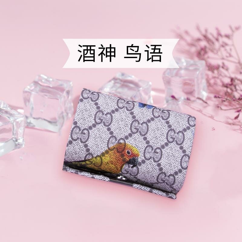 Изысканный портативный футляр для хранения вмещает две помады и оснащен зеркалом для защиты помад, украшений и USB-накопителей.