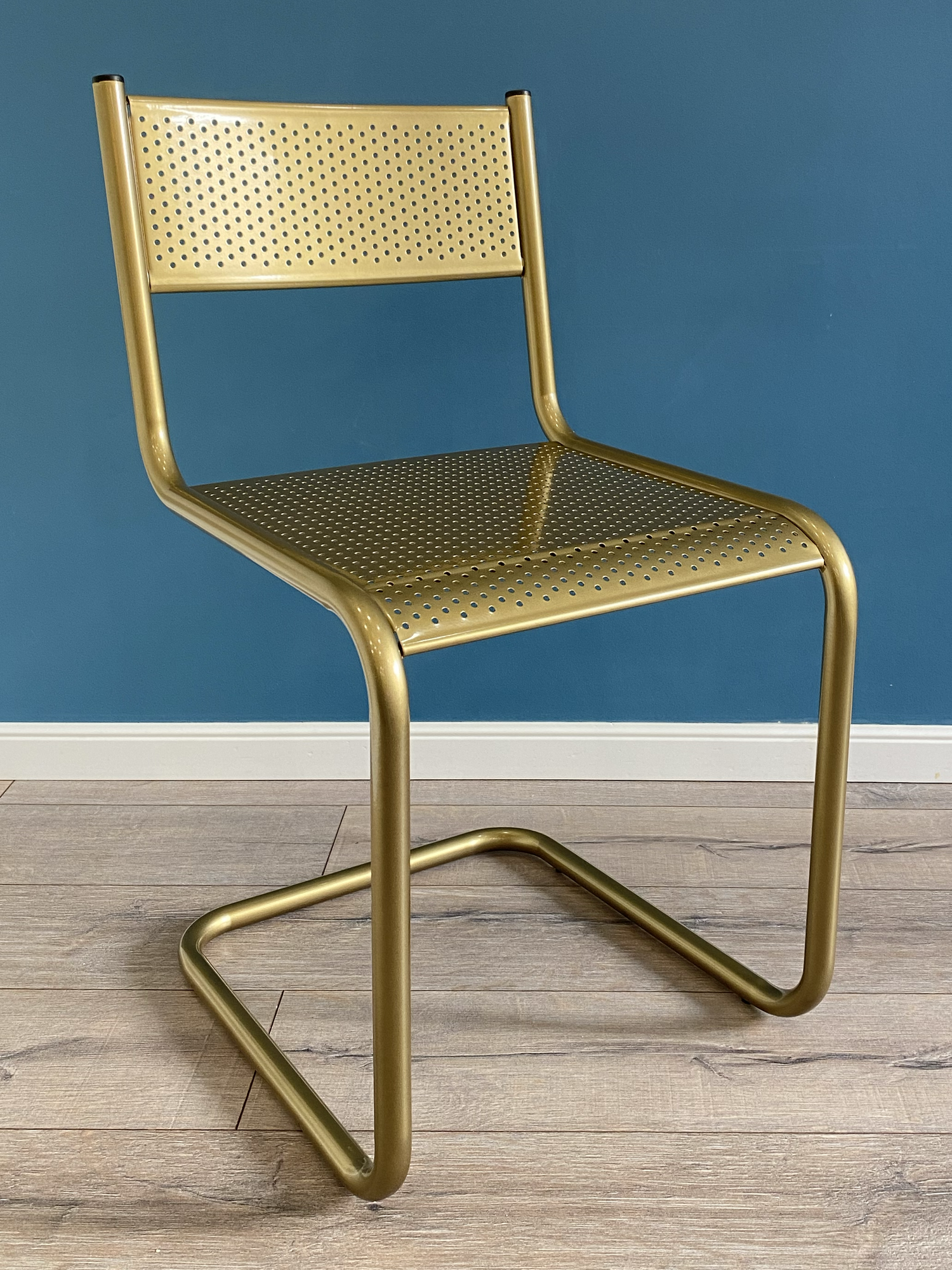 Стул 1 шт Северсталь МПО168, антивандальные, металлические, S-образная форма, золотой, до 120 кг