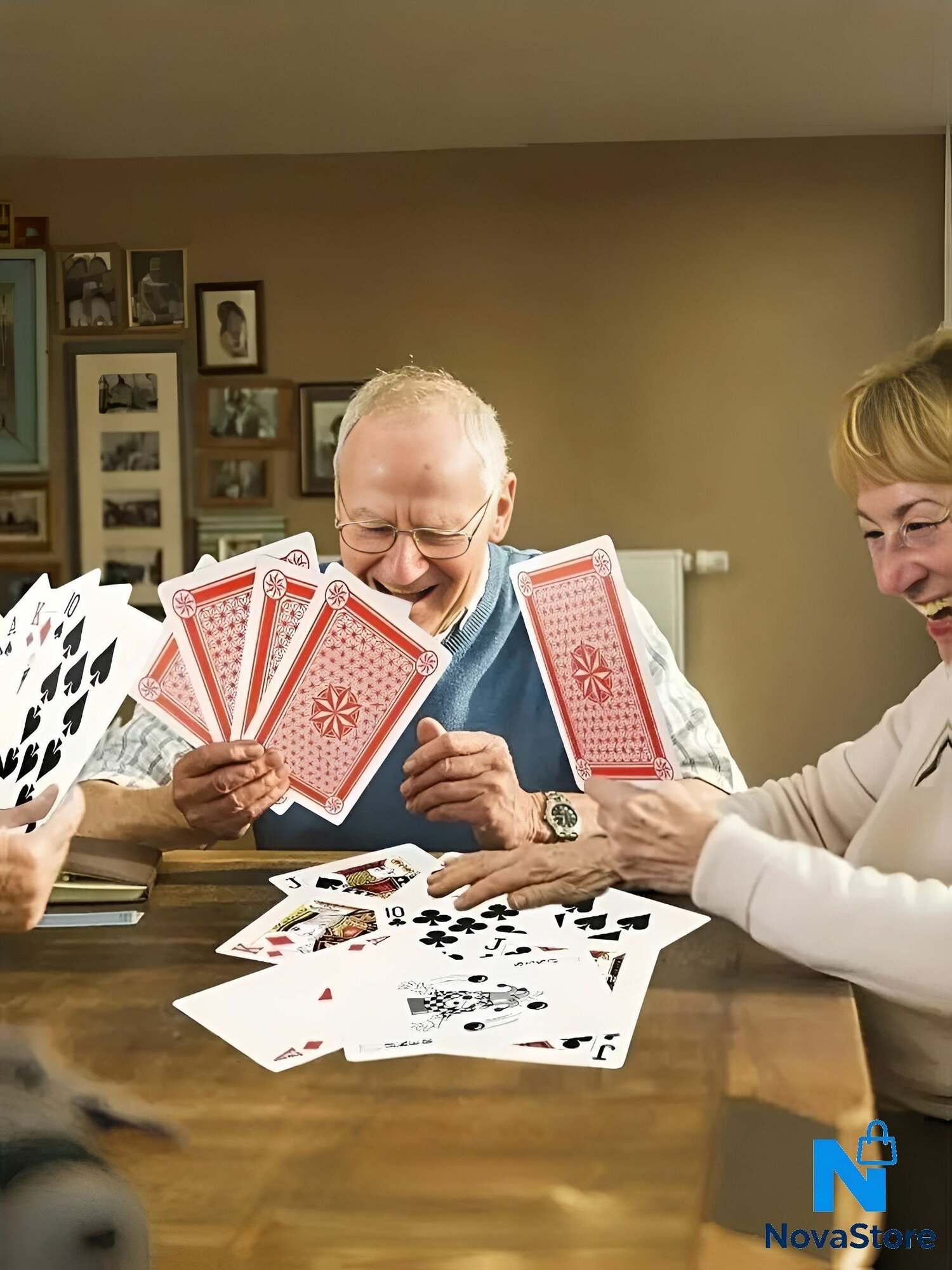 Эксклюзивная колода для пикника и улицы, созданная из плотного картона большого размера, демонстрирует непобедимую прочность для семейных вечеринок