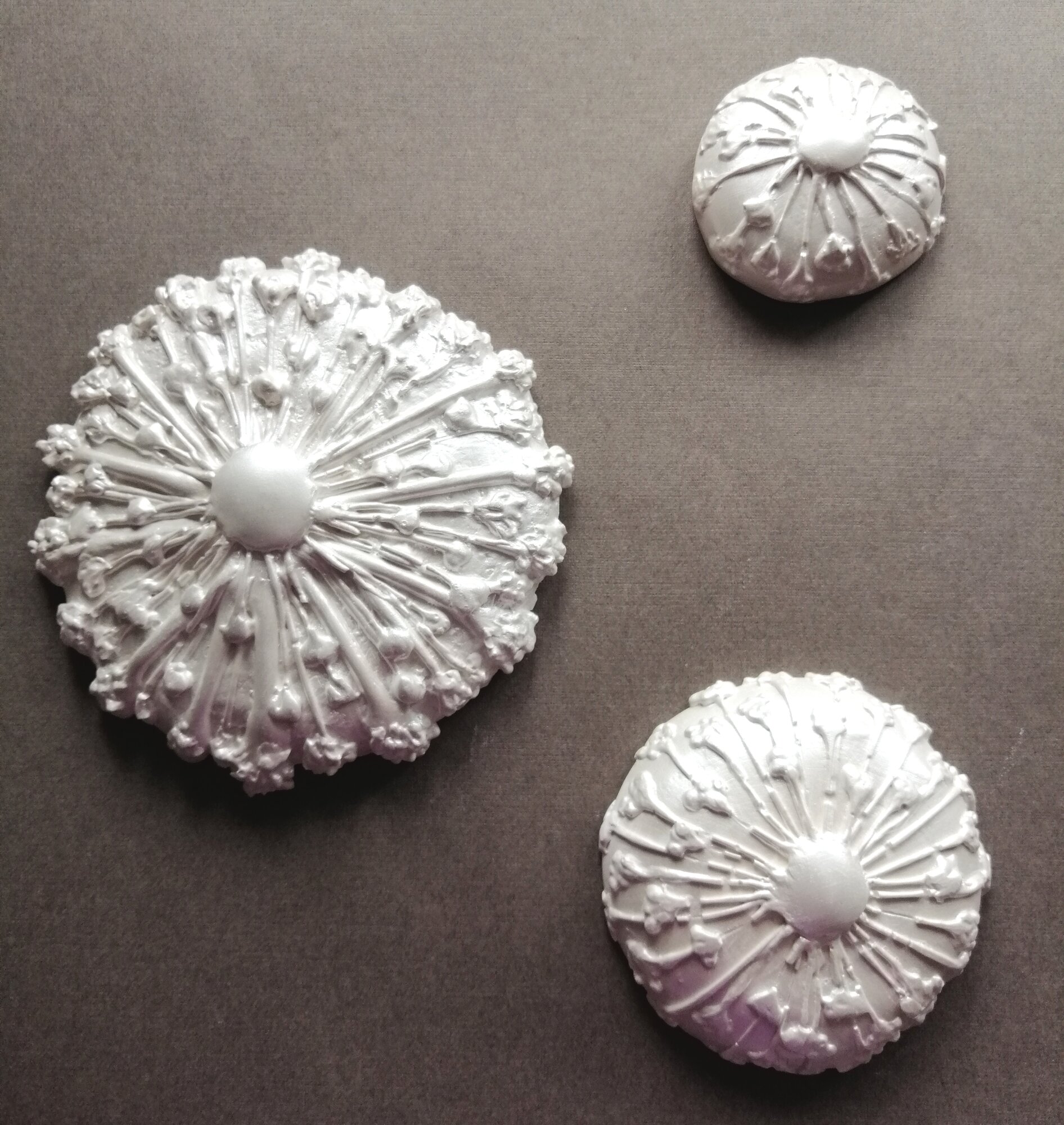 Набор панно из гипса на стену Одуванчики 3 шт. перламутровыйГипсовый декор для интерьера