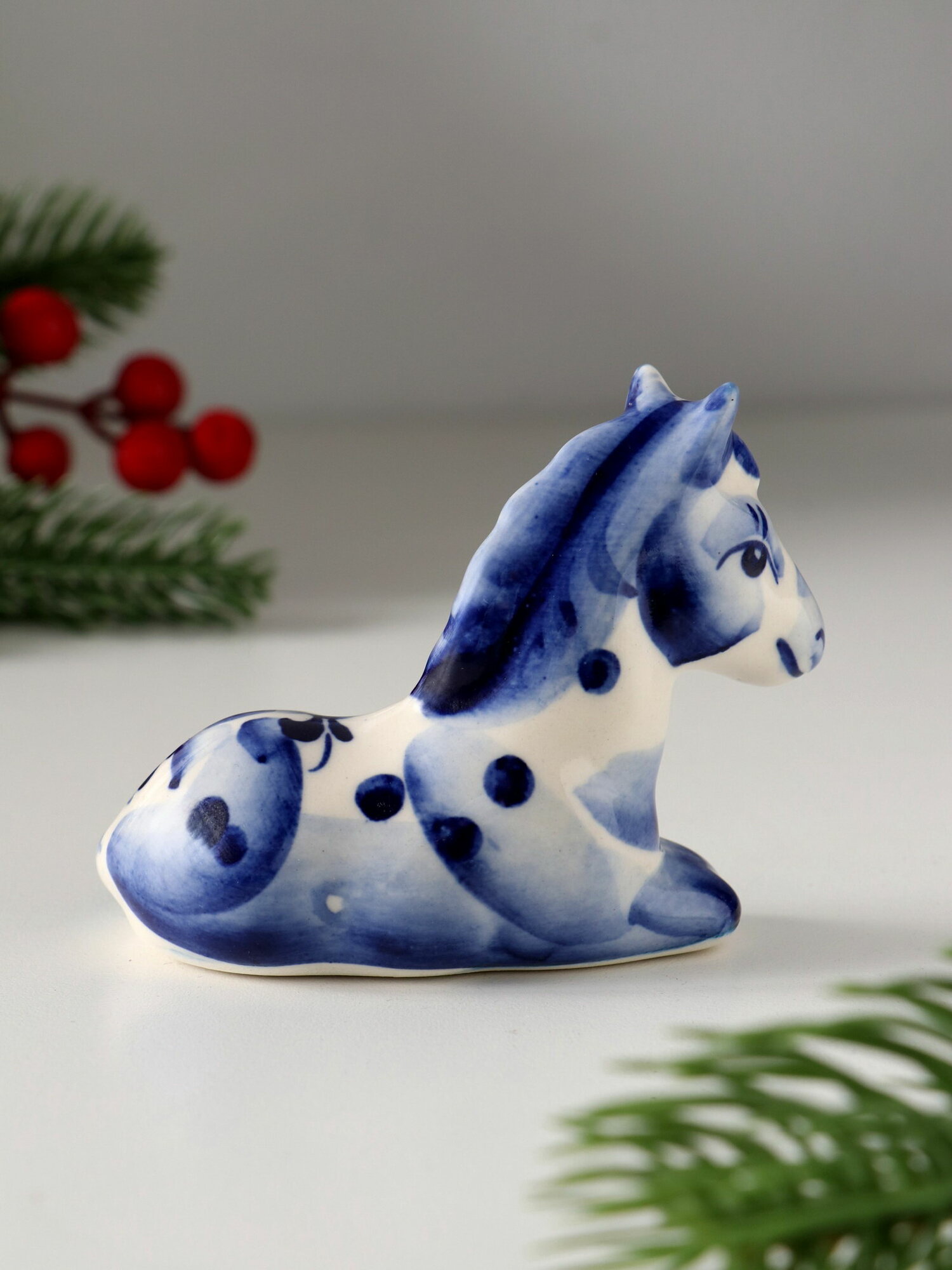 Фигурка фарфор гжель "Лошадь лежащая", 7x9 см, цвет: белый, тематика праздника: масленица