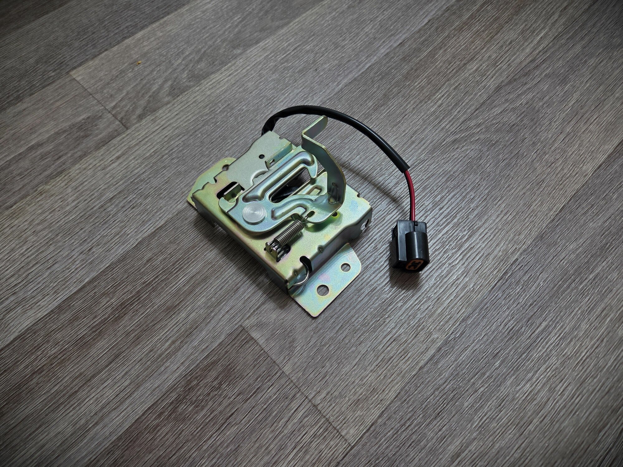 Замок капота с разъемом под датчик индикации на Mitsubishi Митсубиси Аутлэндер XL (2006-2013 г. в.), Лансер (2007-2017 г. в.), ASX (2010-2020 г. в.), Паджеро (2006-2020 г. в.)