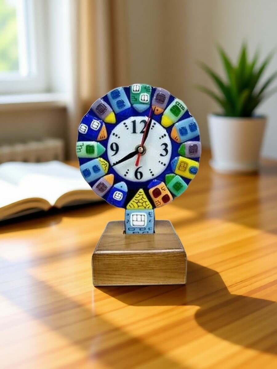 Часы настольные круглые на деревянной подставке "Домики"