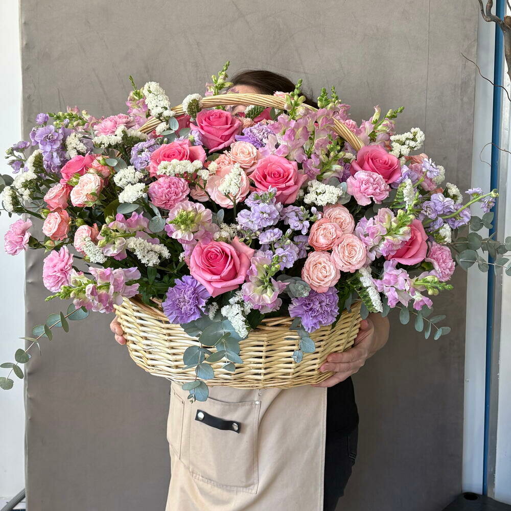 Ароматные розы и антирринум в роскошной корзине в сиреневых оттенках