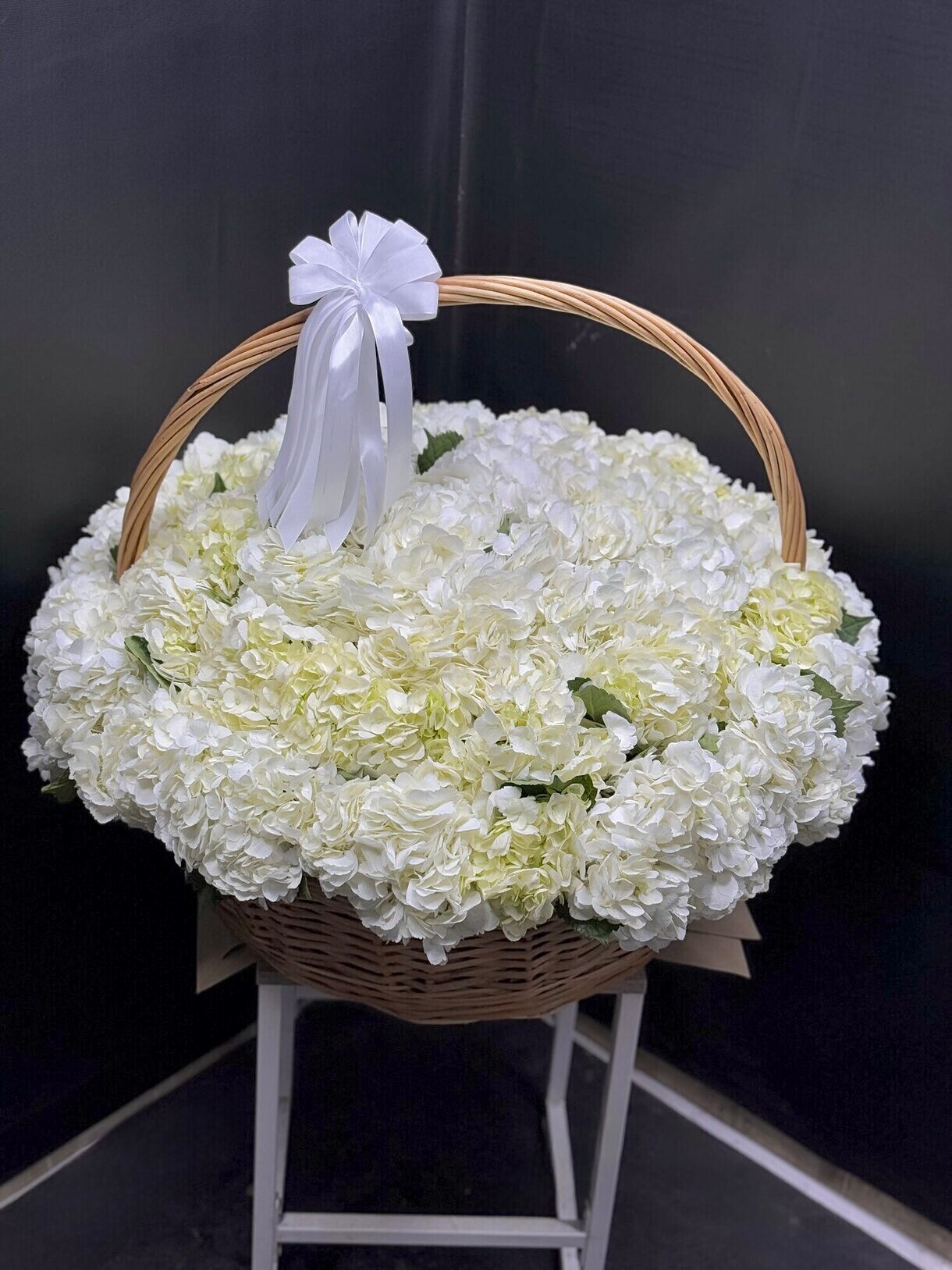 Большая корзина белых гортензий "Колумбия", 51 шт, с доставкой