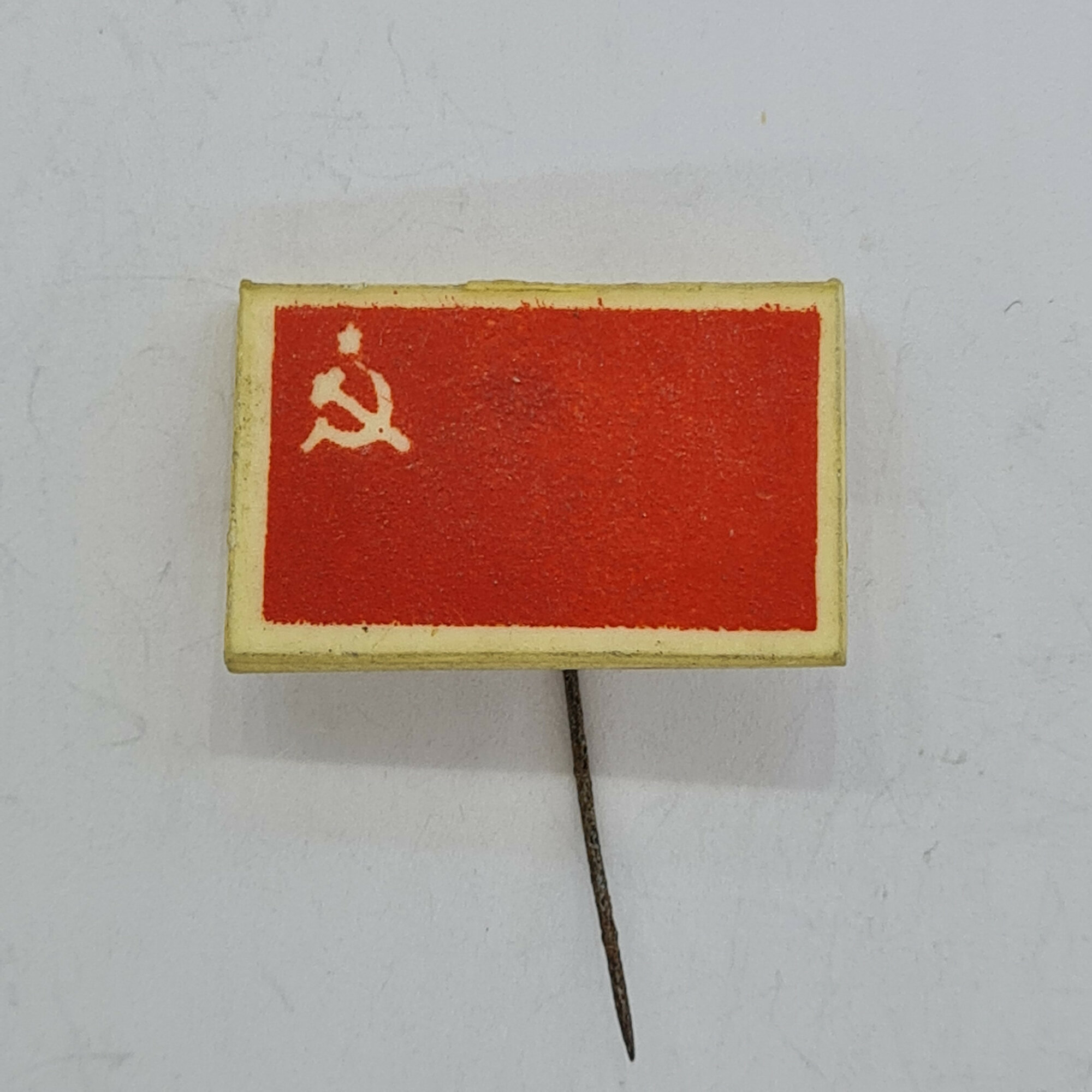 Значок СССР. Красный флаг с серпом и молотом, советская символика. Винтажный значек.