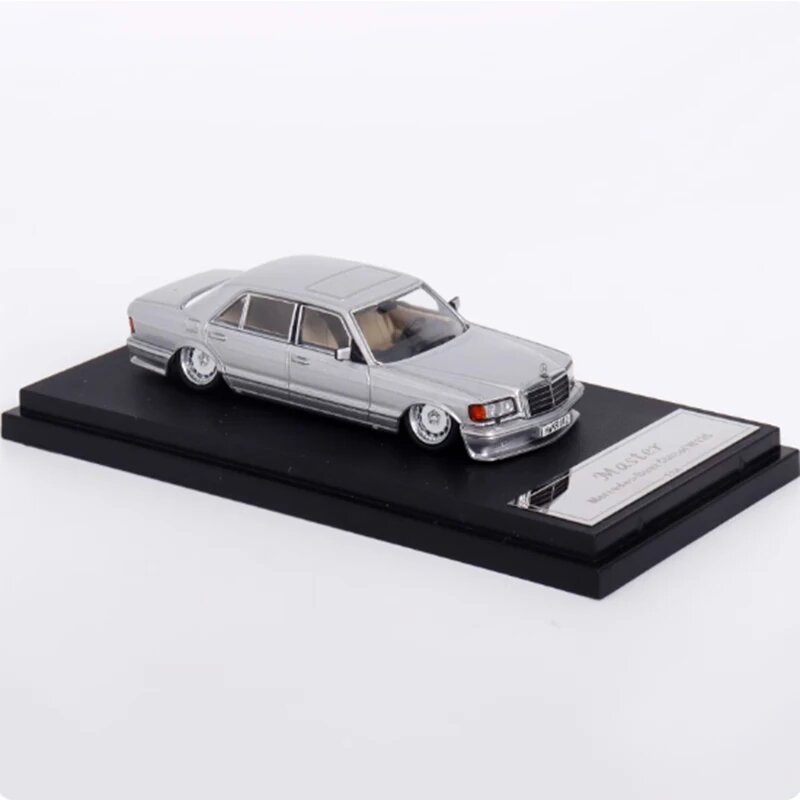 Модель автомобиля 1:64 Mercedes-Benz 560SEL W126, цвет Low profile