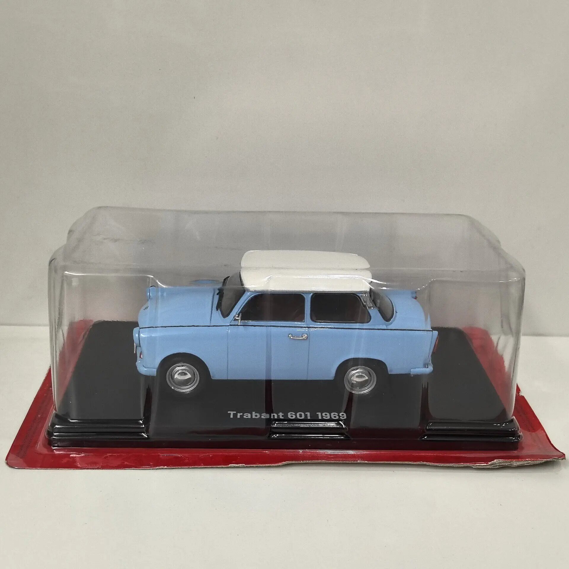 Модель автомобиля IXO 1/24 TRABANT 601 1969 из металла