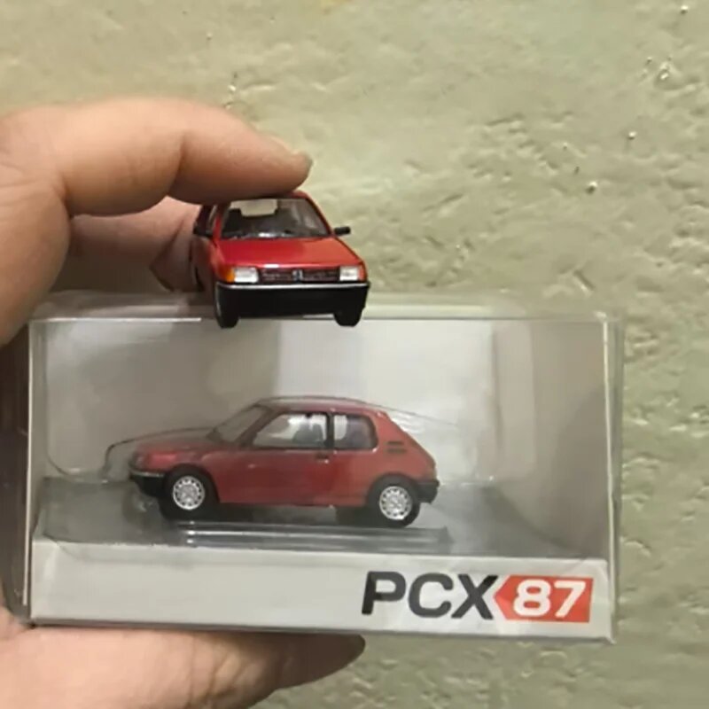 Металлическая модель Peugeot 205 1987, красный, 1/87