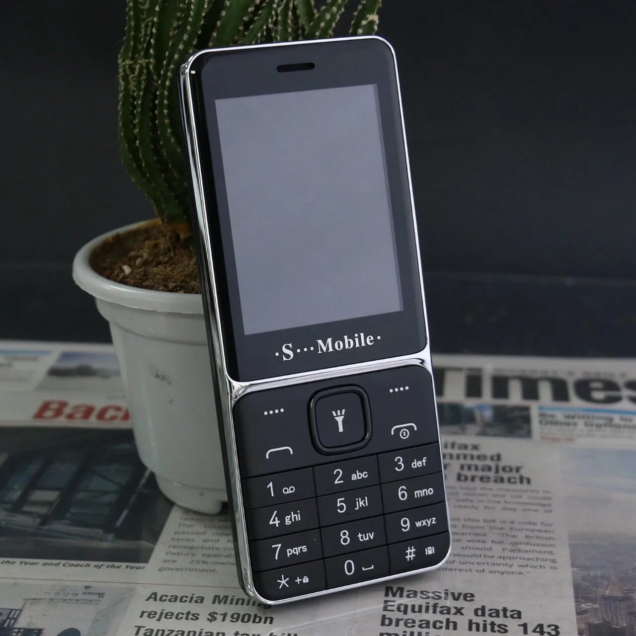 Разблокированный телефон S-Mobile черный, 2.8" экран, 4 SIM