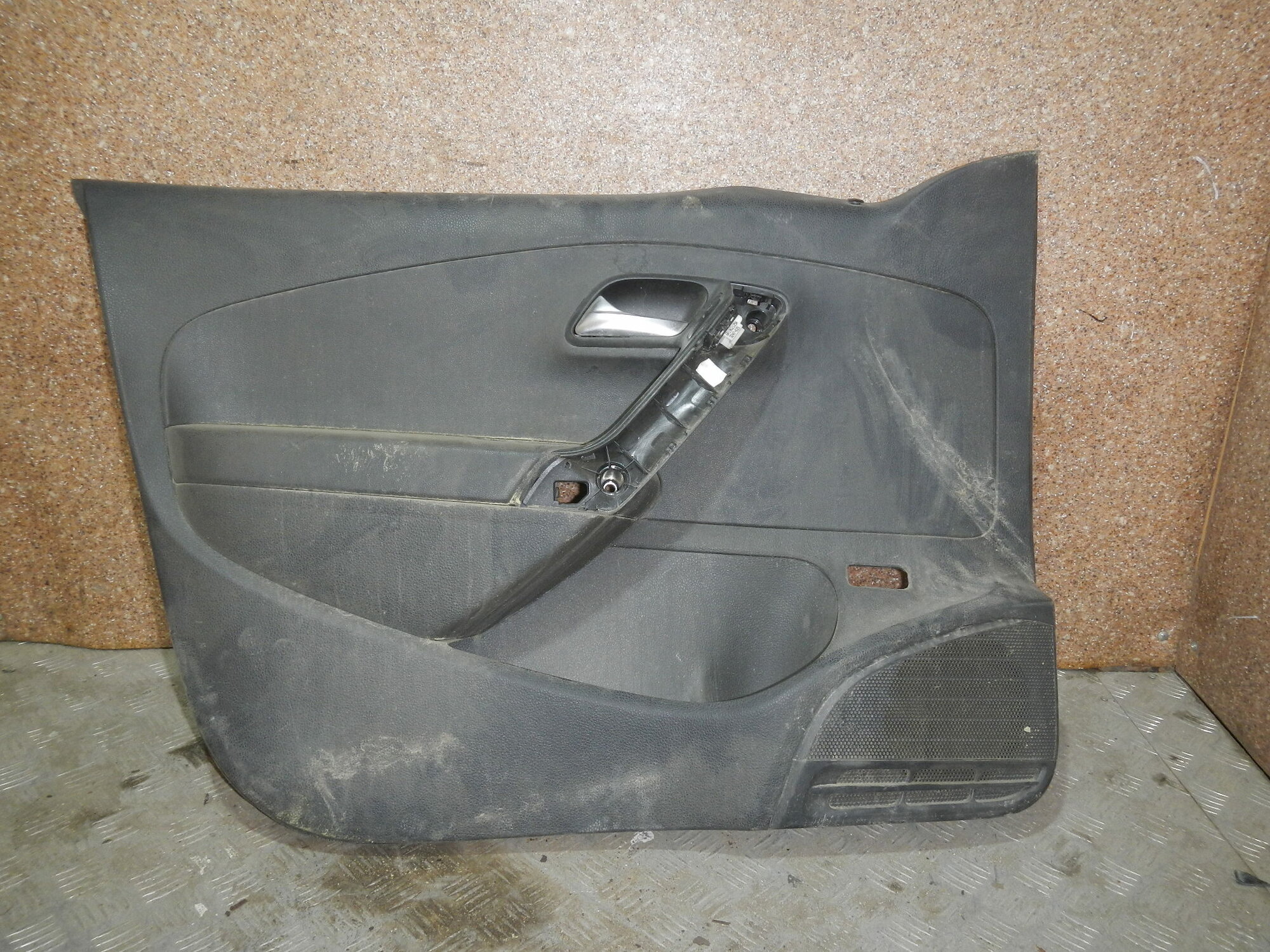 Б/У Обшивка двери передней левой, Volkswagen (Фольксваген)-POLO (SED RUS) (11-) VOLKSWAGEN POLO (Sed RUS) (11-) царапины...
