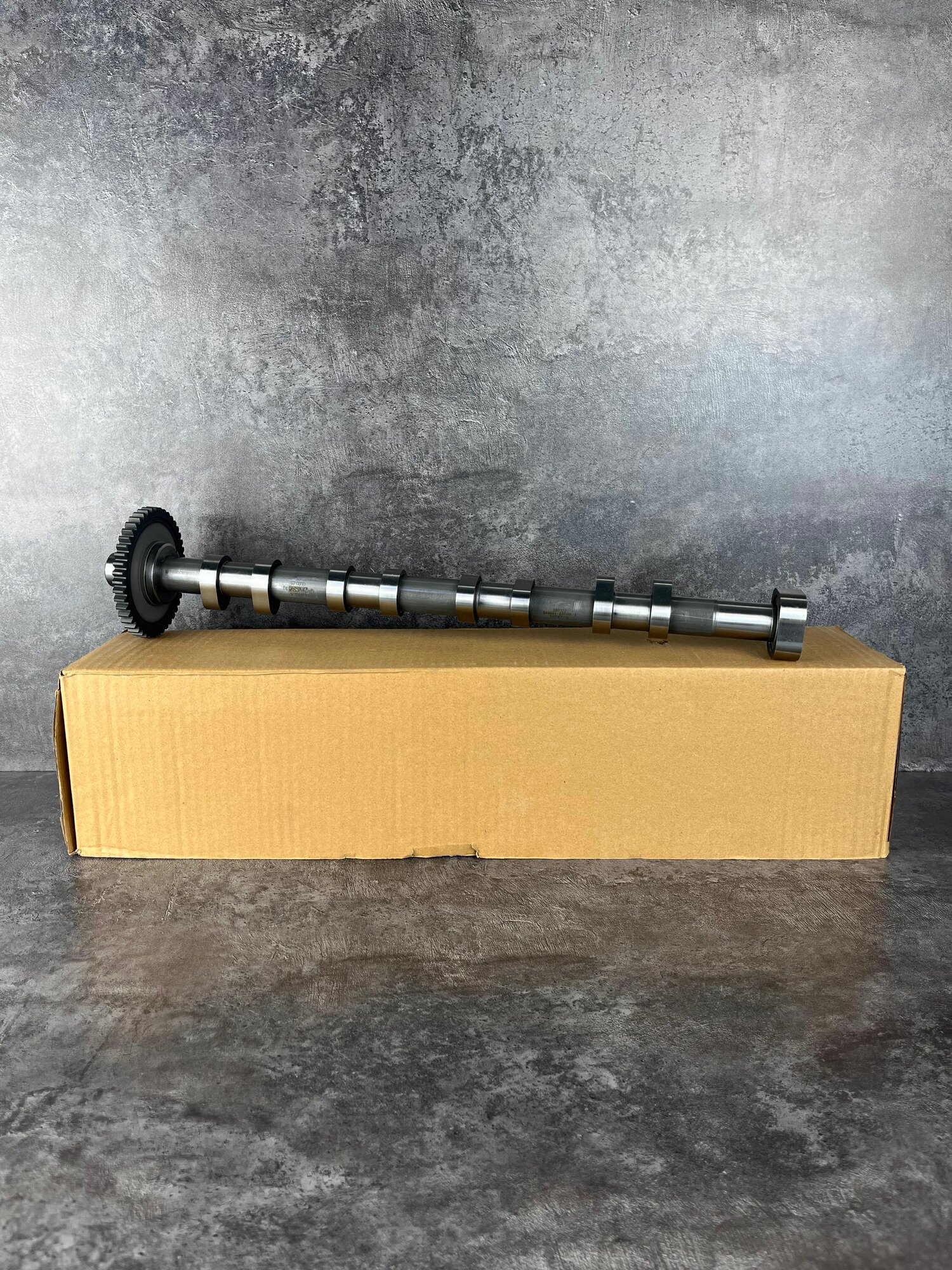 Выпускной распредвал Skoda Octavia A5. Новый , оригинальный.