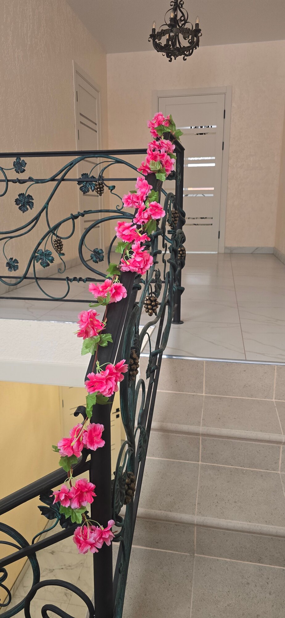 Искусственная лиана Holodilova "Сакура", малиновая, текстиль, длина 2,4 м