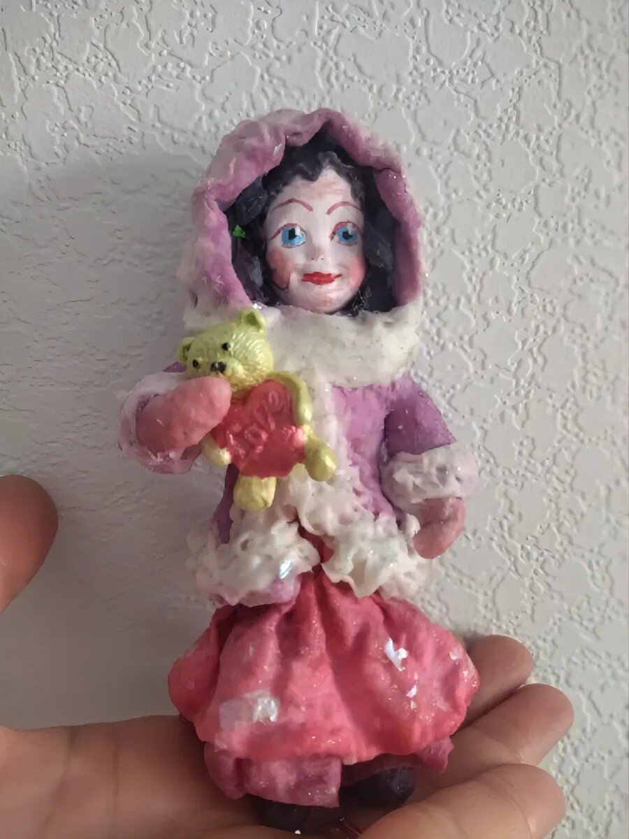 Ватная игрушка "Девочка с мишкой"