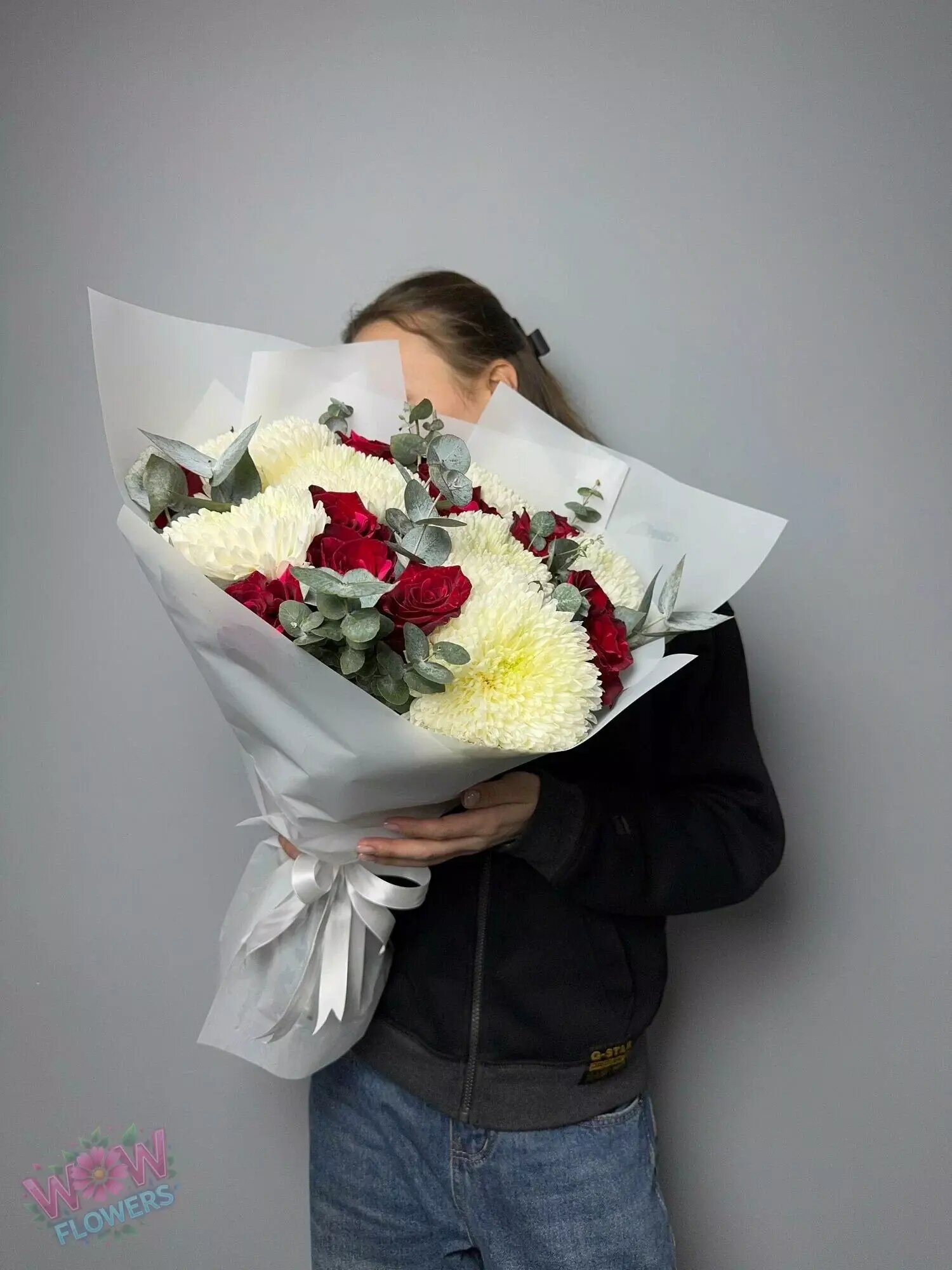 Букет бело-красный роман – розы Эквадор и хризантем, доставка букетов