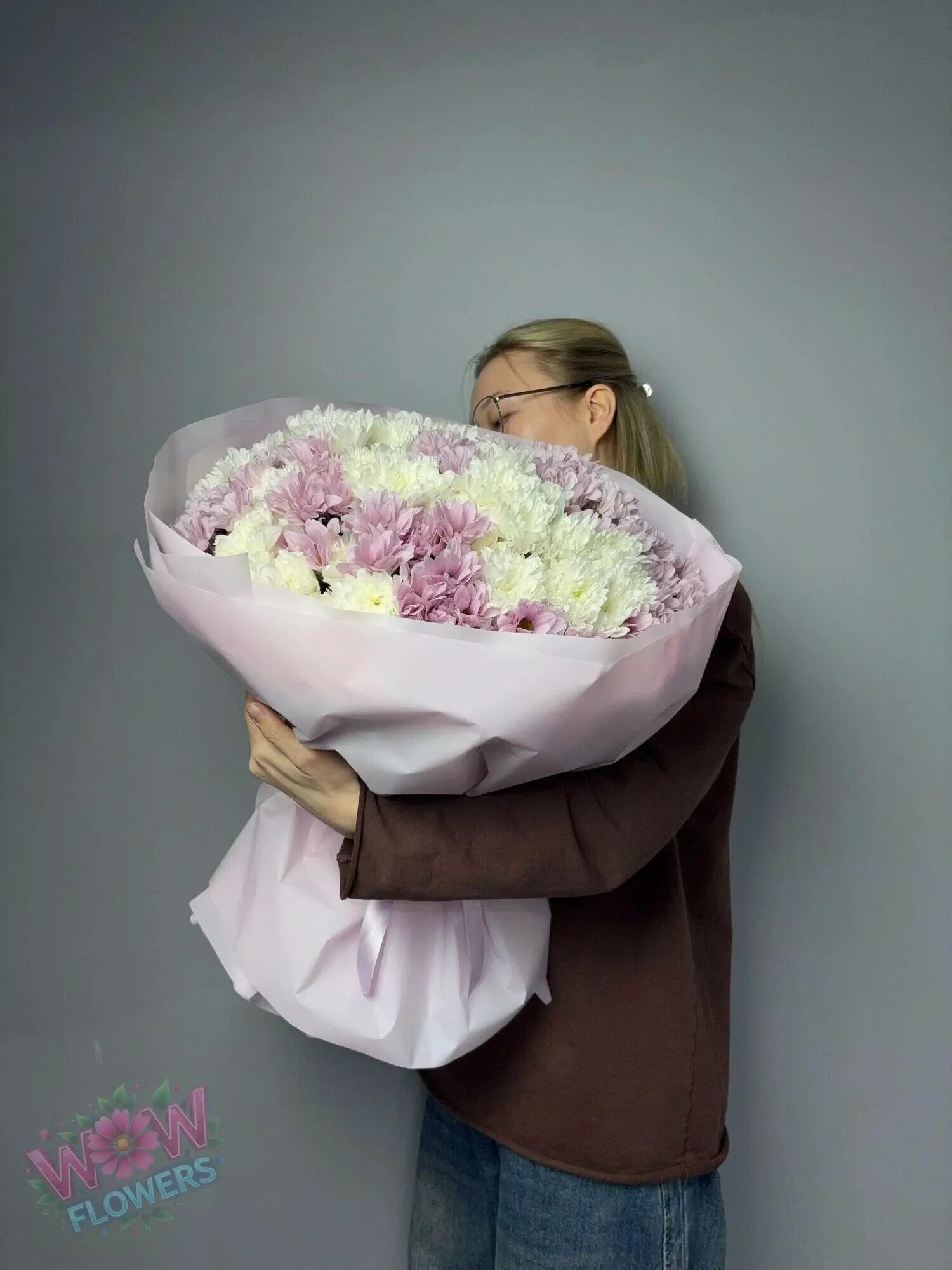 Белое сияние: пышный букет из 20 белых хризантем – купить с доставкой недорого