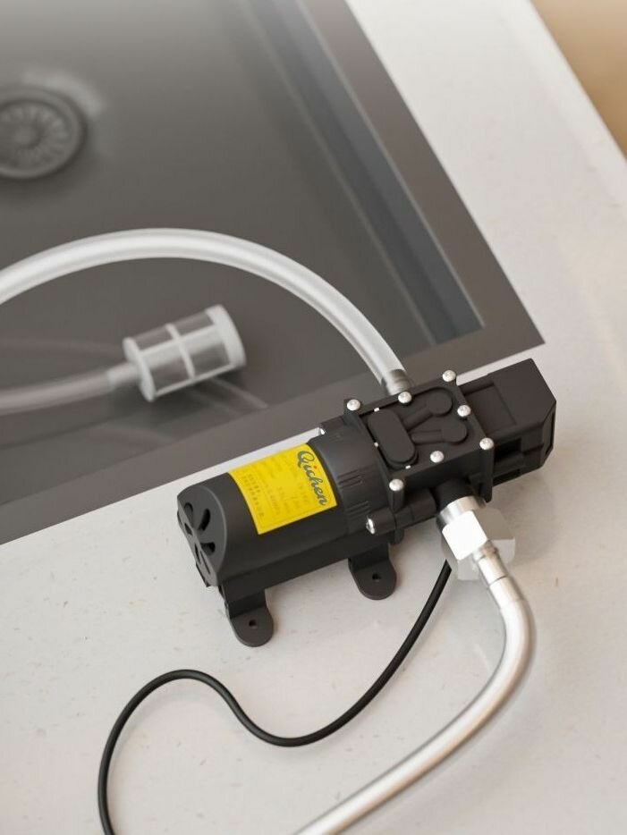 Система водоснабжения сельской мойки (безводный кран), автоматический мембранный насос с переключателем давления воды и блок питания напряжением 2,5 А