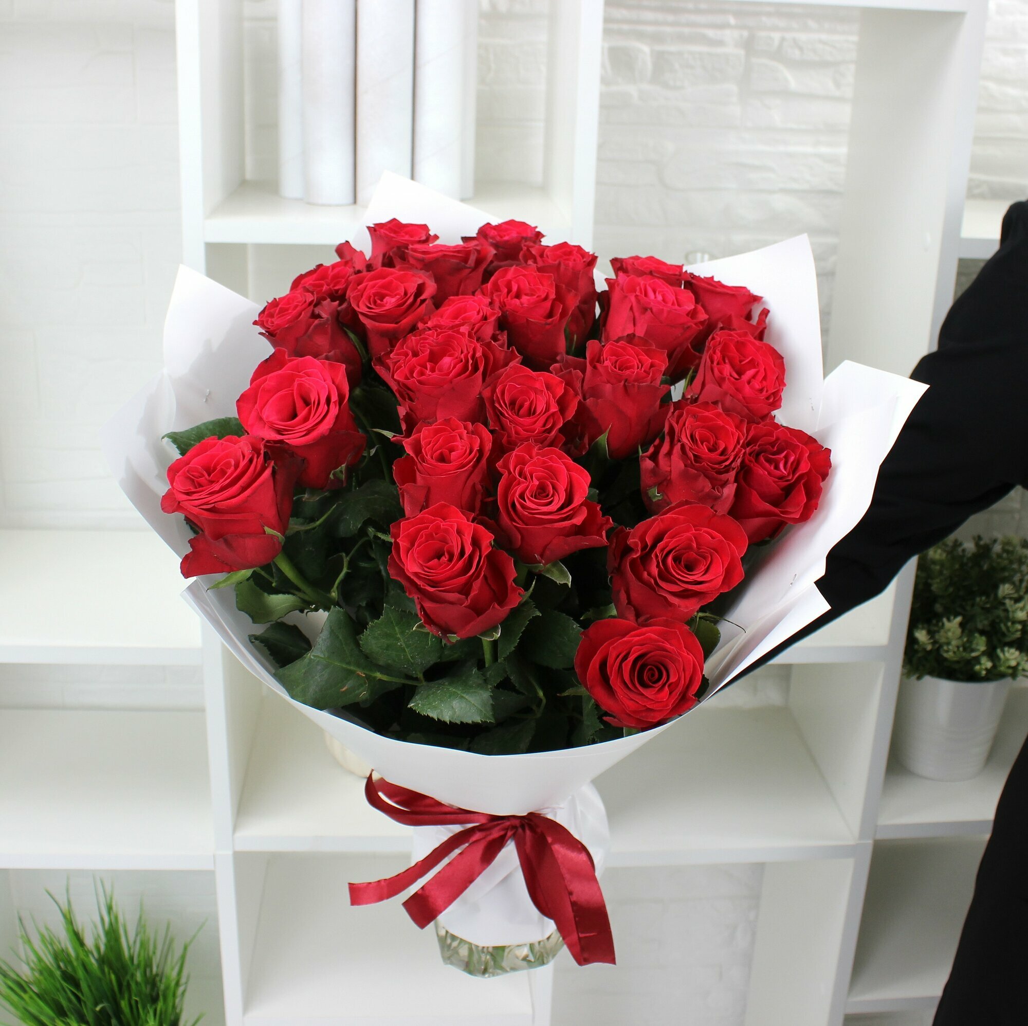 Монобукет THE FLOREAL красная роза 25 штук, высота 60 см, с бантом — фото 1