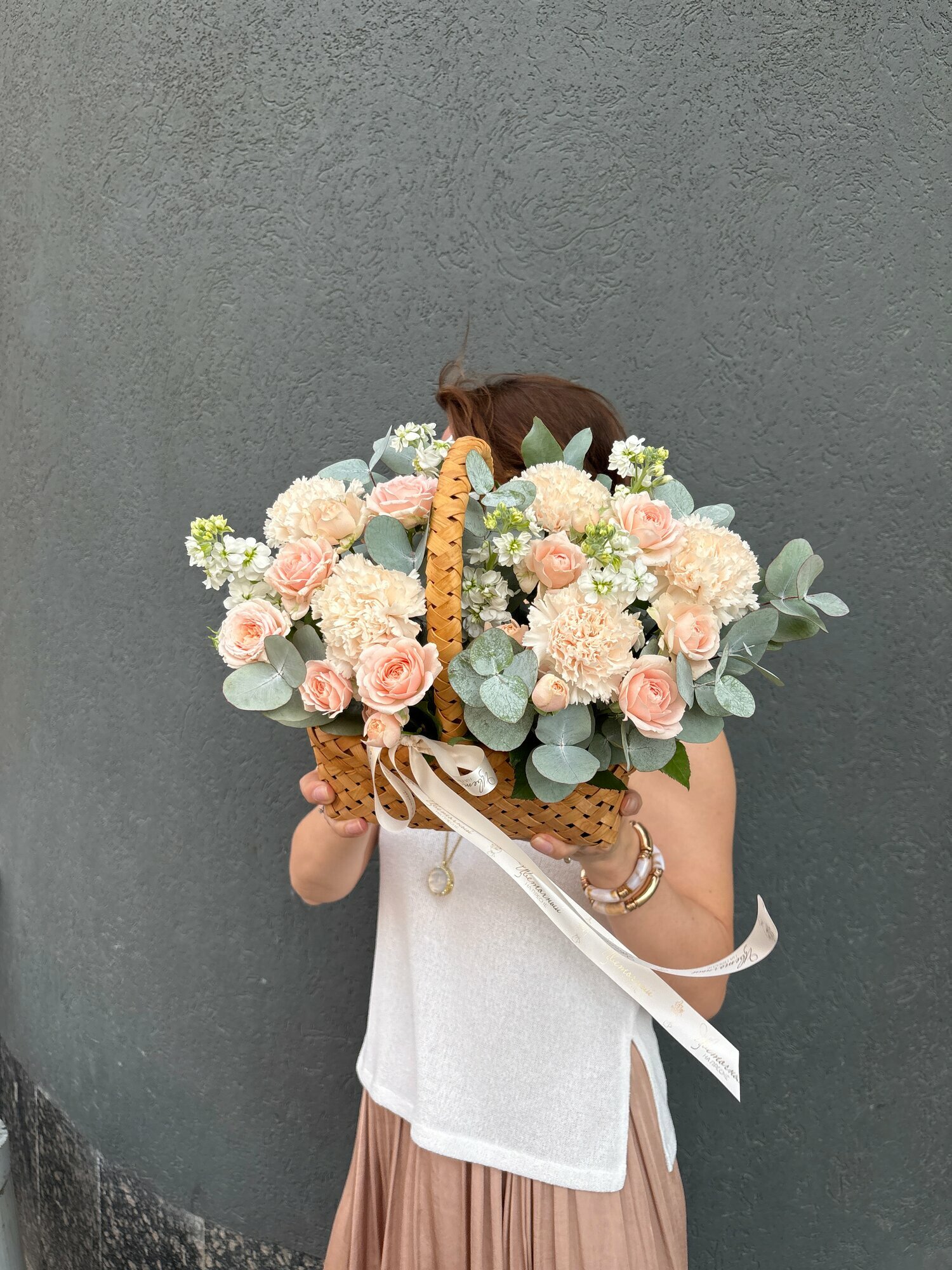 Композиция из живых цветов "Праздничная", в плетеной корзине, маттиола, кустовая роза, диантус