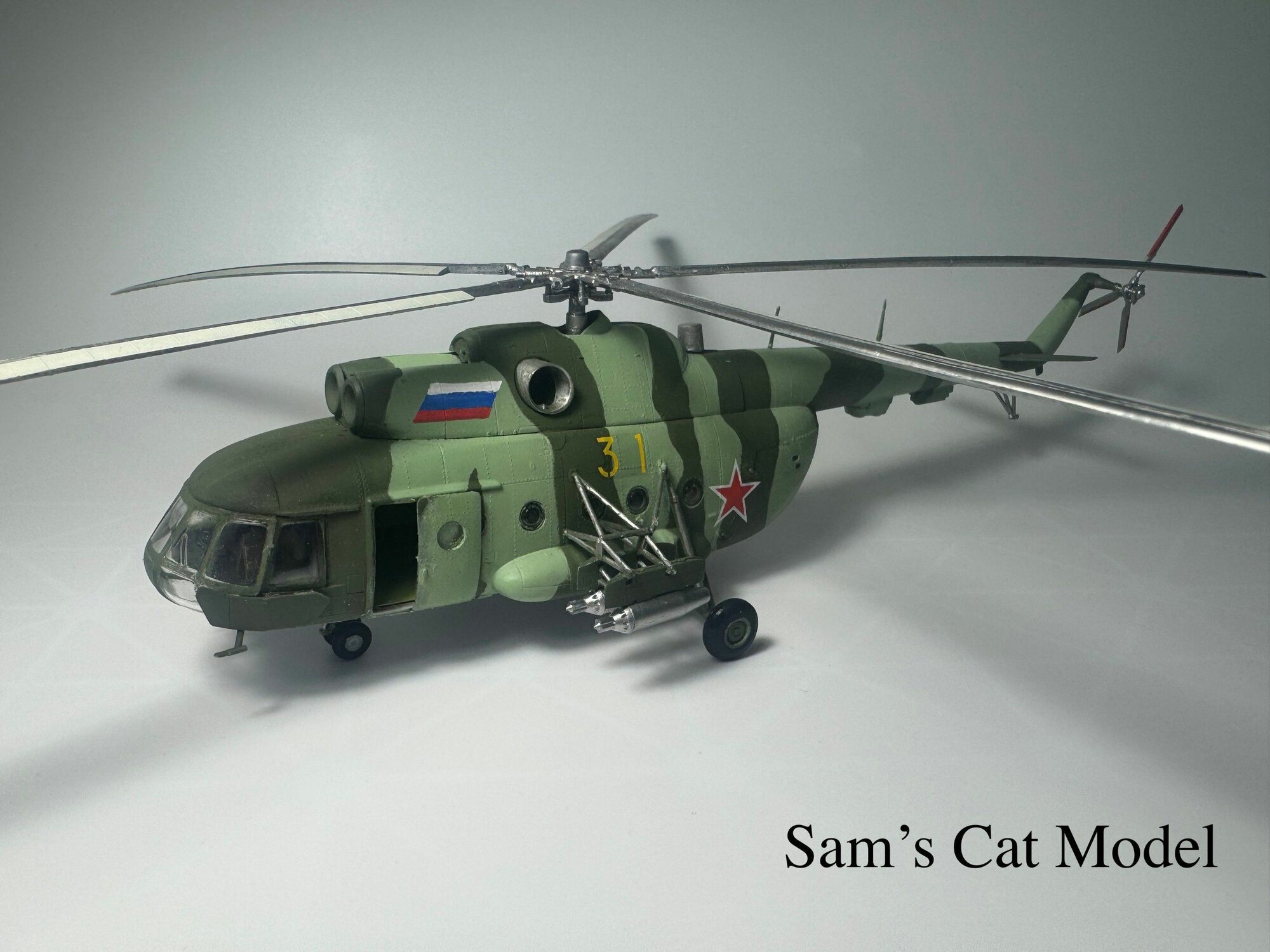 Российский транспортно-боевой вертолёт Mi-8T Бегемот-C в масштабе 1:72