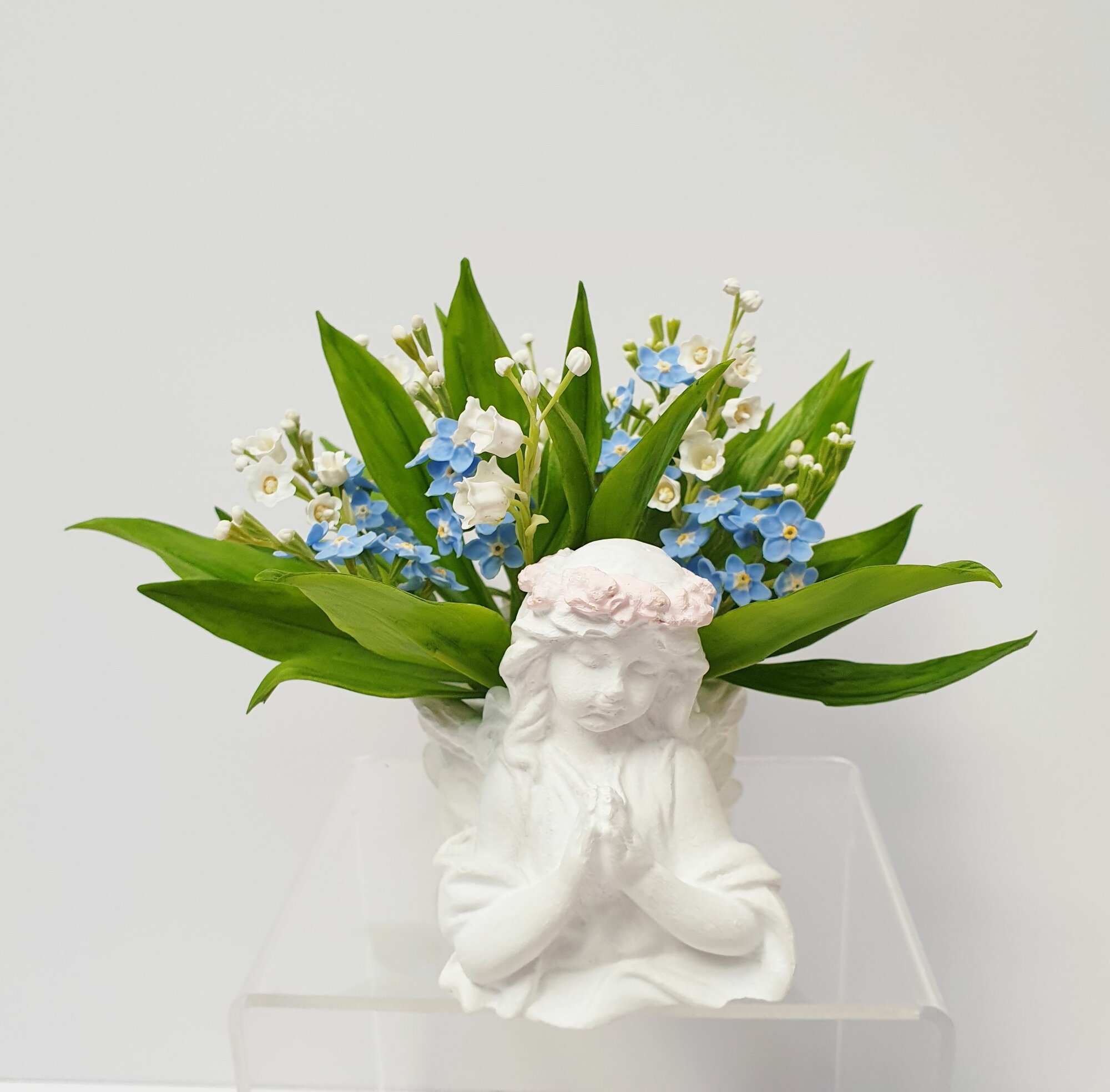 Цветочная композиция (незабудки и ландыши) из холодного фарфора в декоративном кашпо ручной работы. 13х17 см. В упаковке.