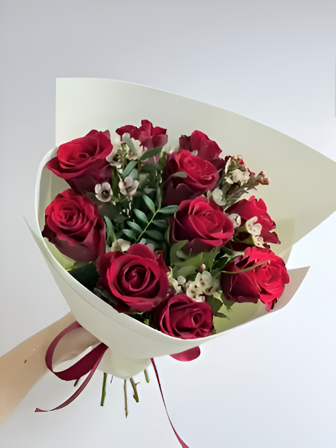 Букет 11 красных роз с веткой белого хамилациума "Любящее сердце"