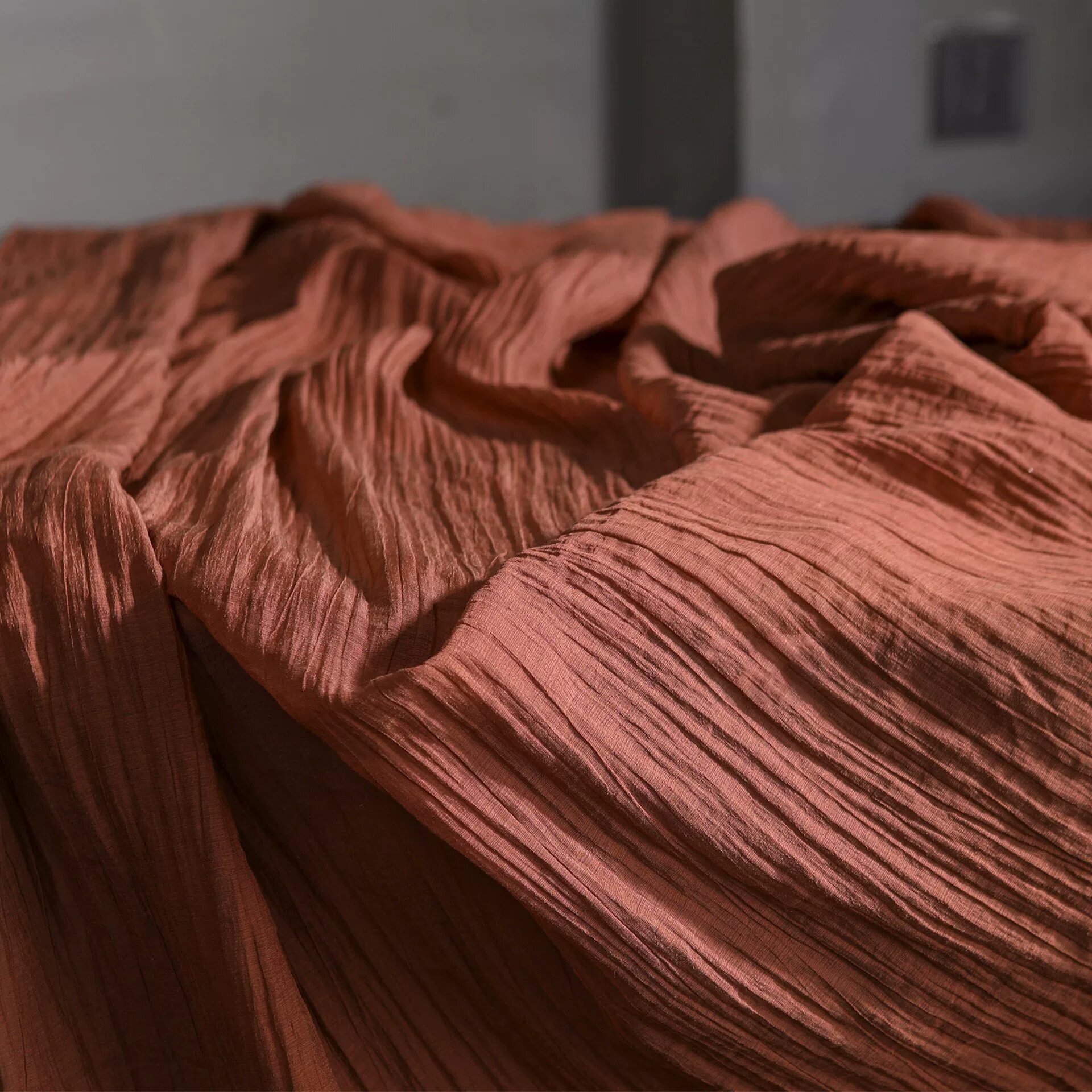 Темно-коричневая ткань из вискозы и хлопка с рельефной текстурой и мягким драпированием, плиссированная основа для