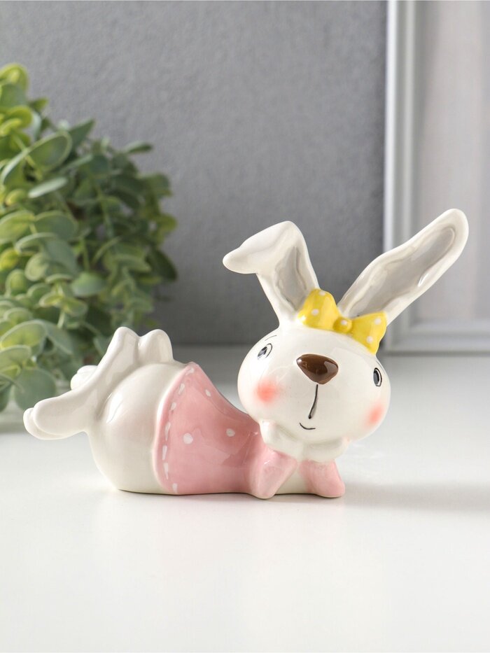 Фигурка керамика Зайка с жёлтым бантом в розовой кофте в горох, 15.1×6.8×9.4 см