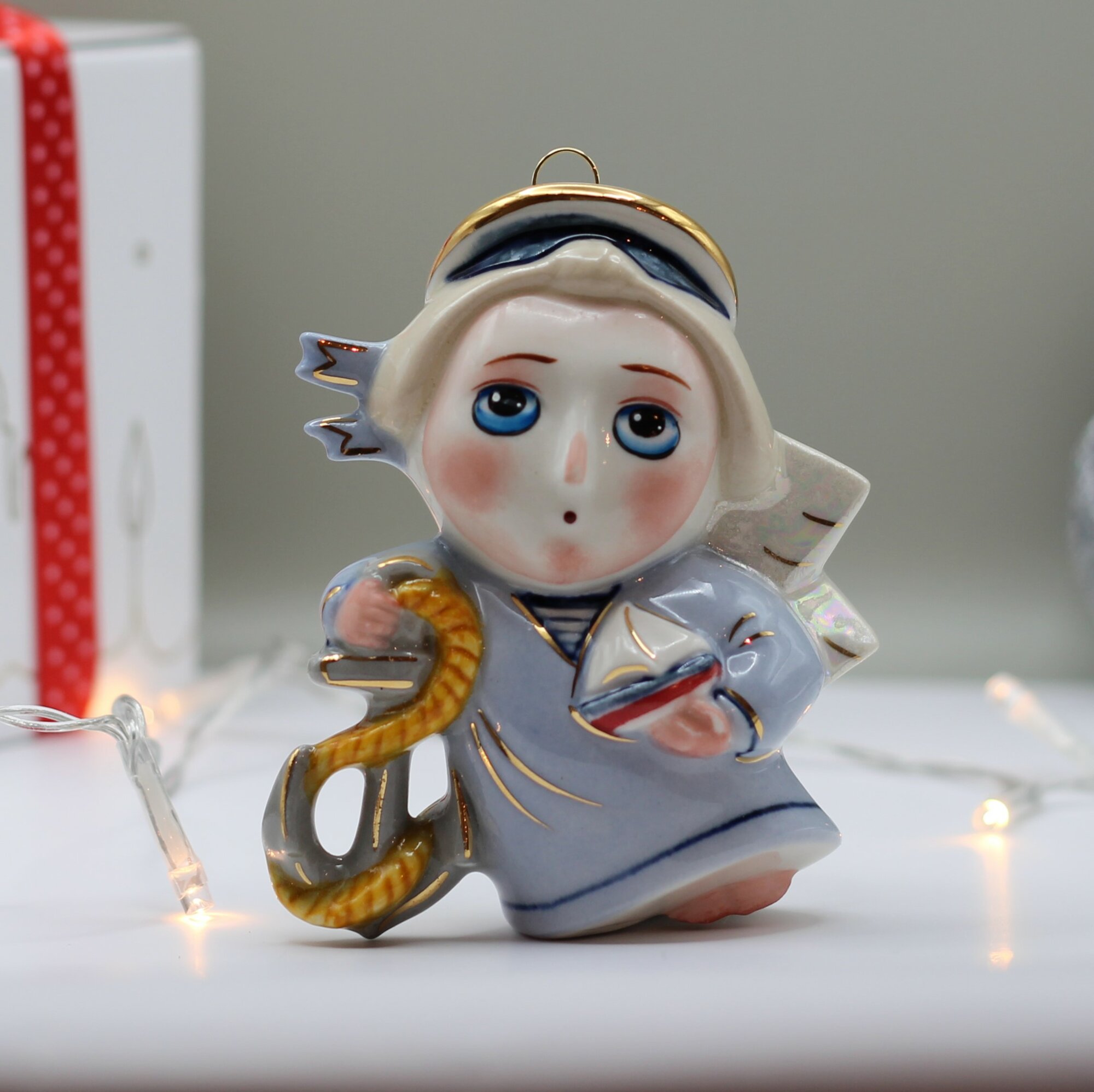 Фарфоровая статуэтка "Ангел - моряк" с подвесом, устойчивое интерьерное украшение с подвесом, фарфор, ручная работа