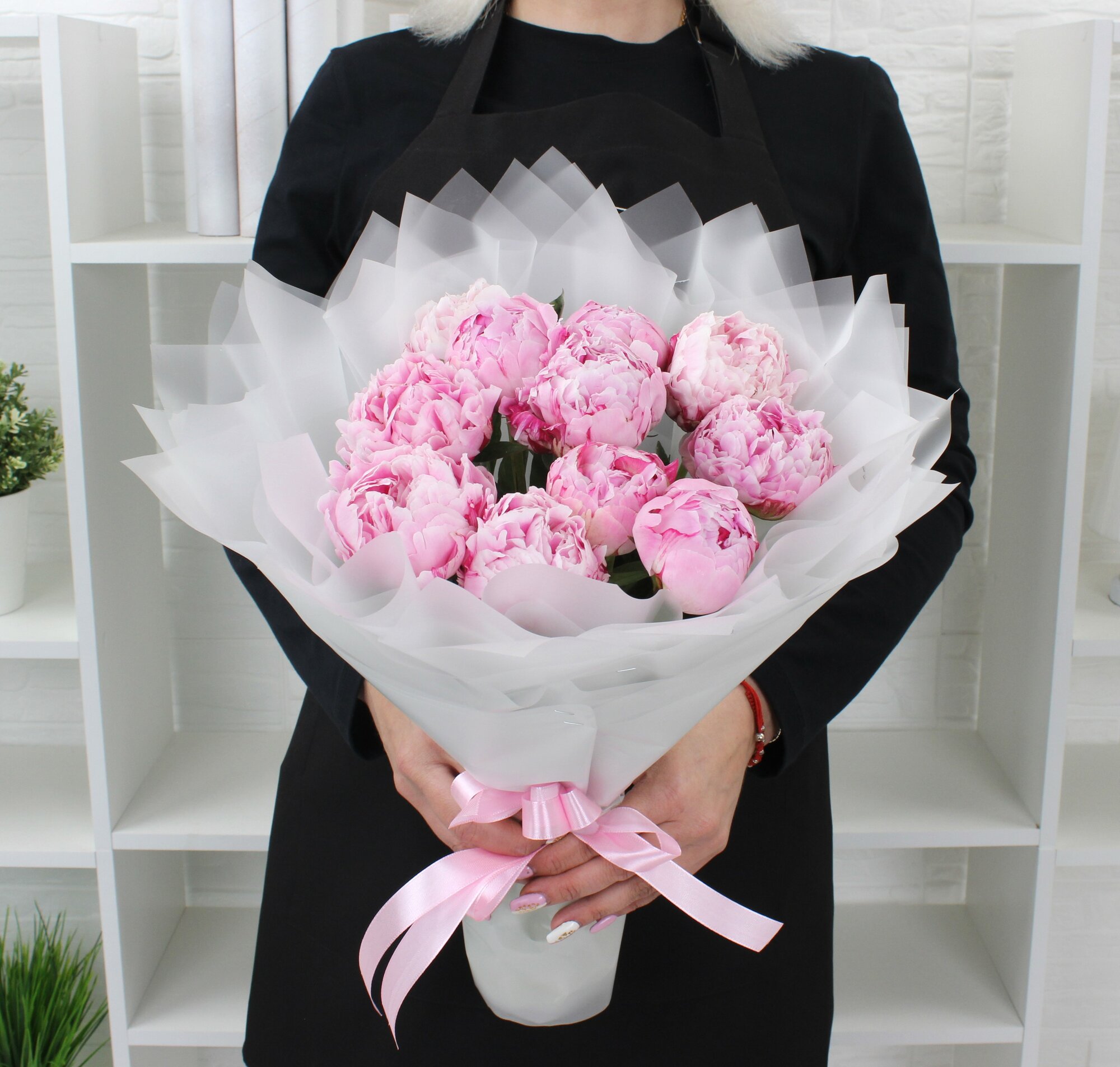 Монобукет THE FLOREAL розовые пионы 11 штук, высота 50 см, с бантом