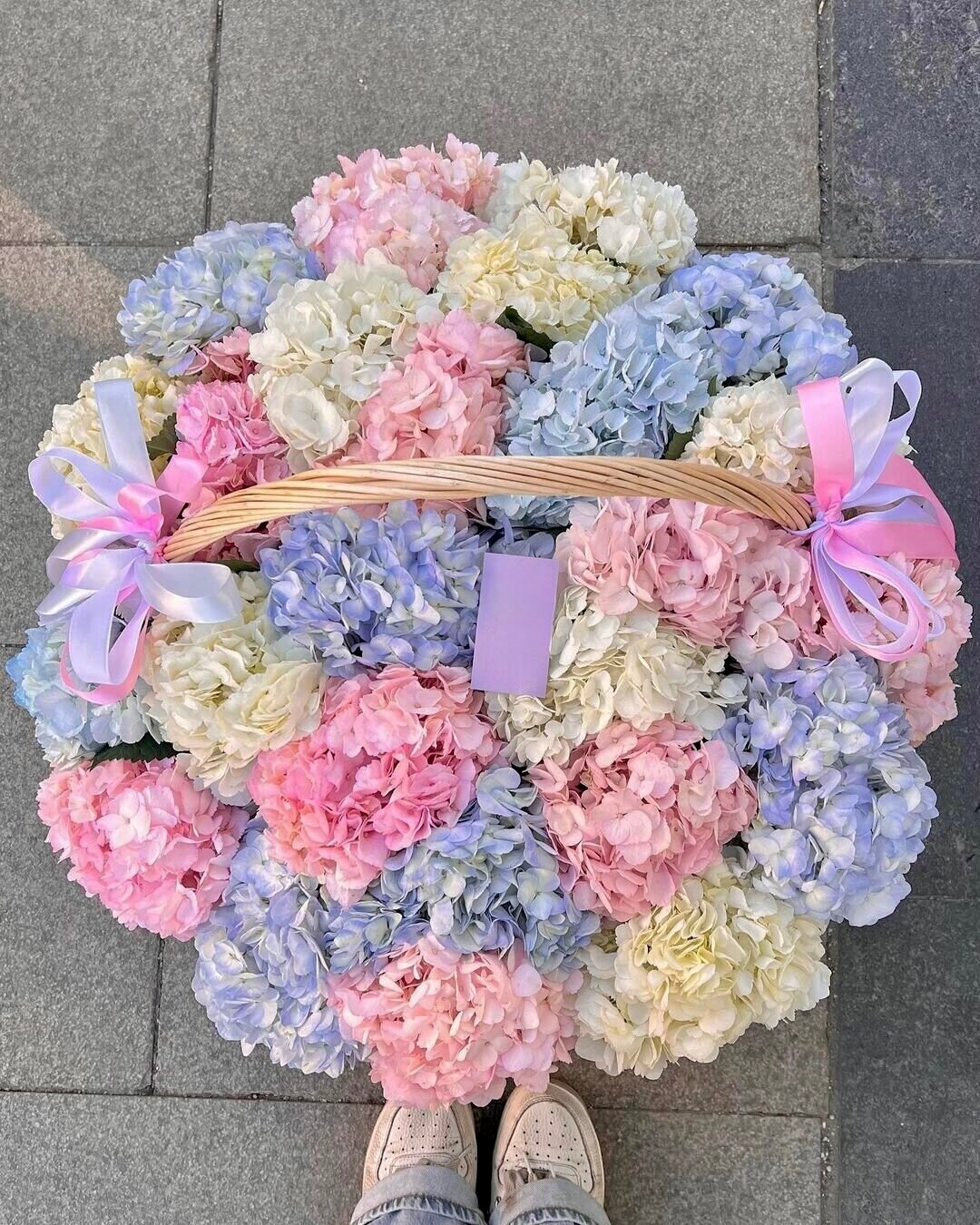 Большая корзина гортензии «Колумбия», (розовые, молочные, голубые) 31 шт, с доставкой