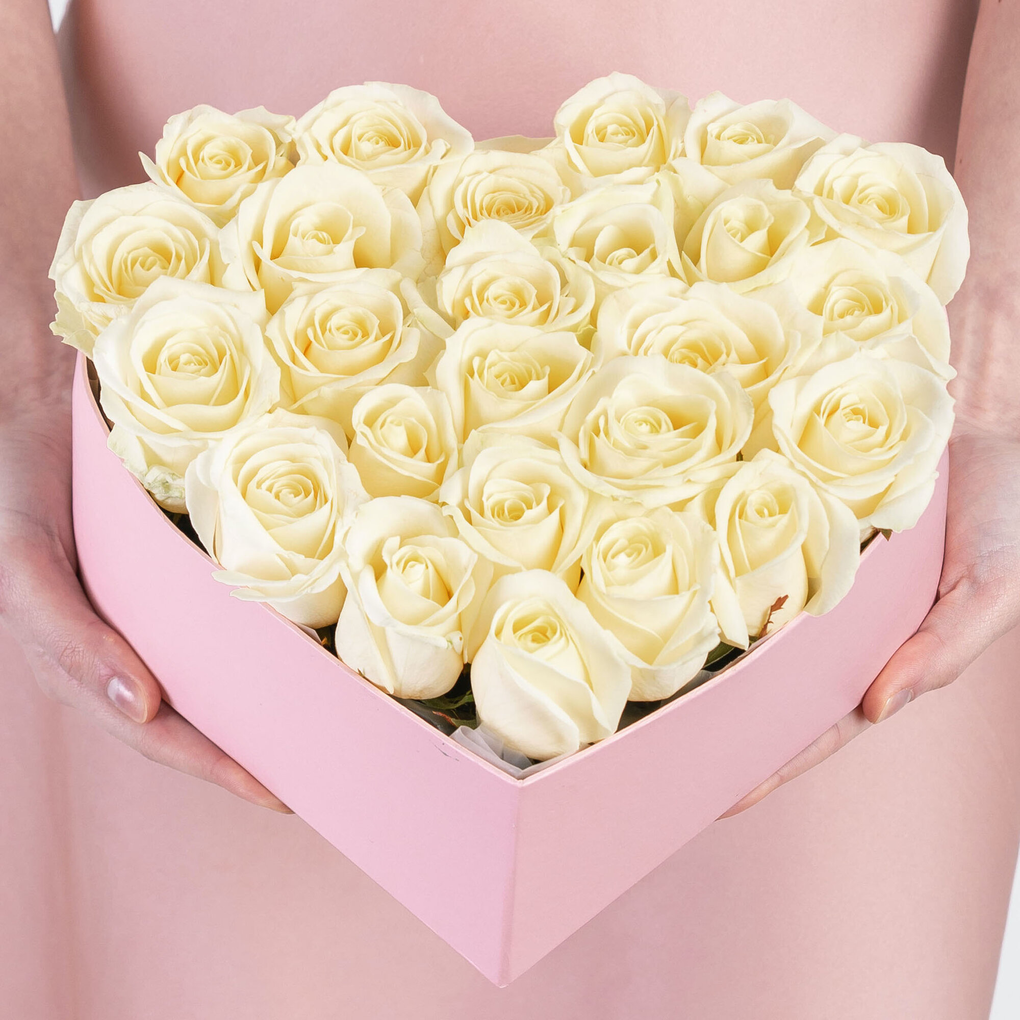 Букет Мегацвет24 "Аваланж", 35 роз, в шляпной коробке сердце