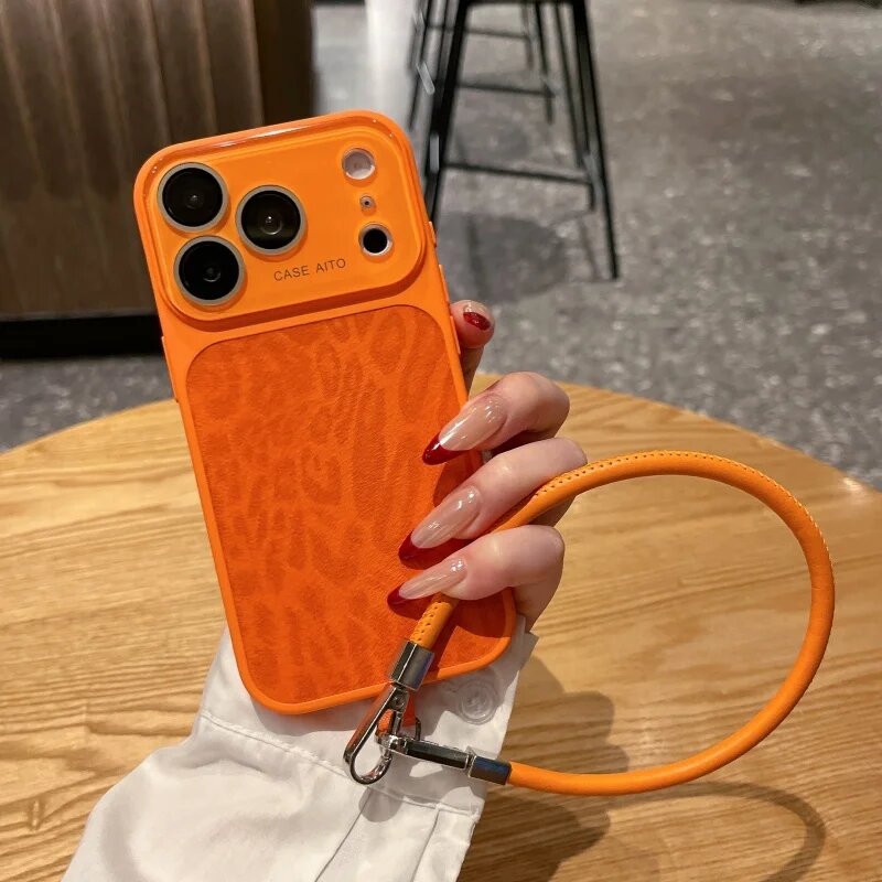 Оранжевый чехол для iPhone 14 с ремешком