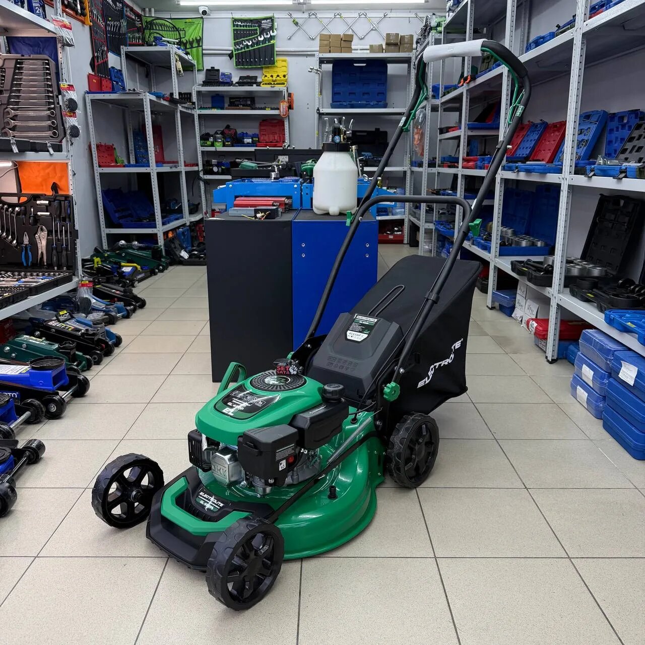 Бензиновая газонокосилка Electrolite GL 460P, 5 л. с. 2800-3200 об/мин, ширина среза 460 мм, травосборник 60л