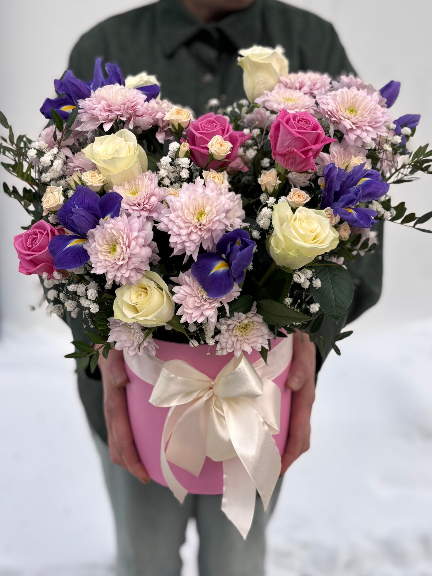 Букет "Ванильное небо" цветыдня, гипсофила, ирис, роза, хризантема, в коробке, 15 цветков