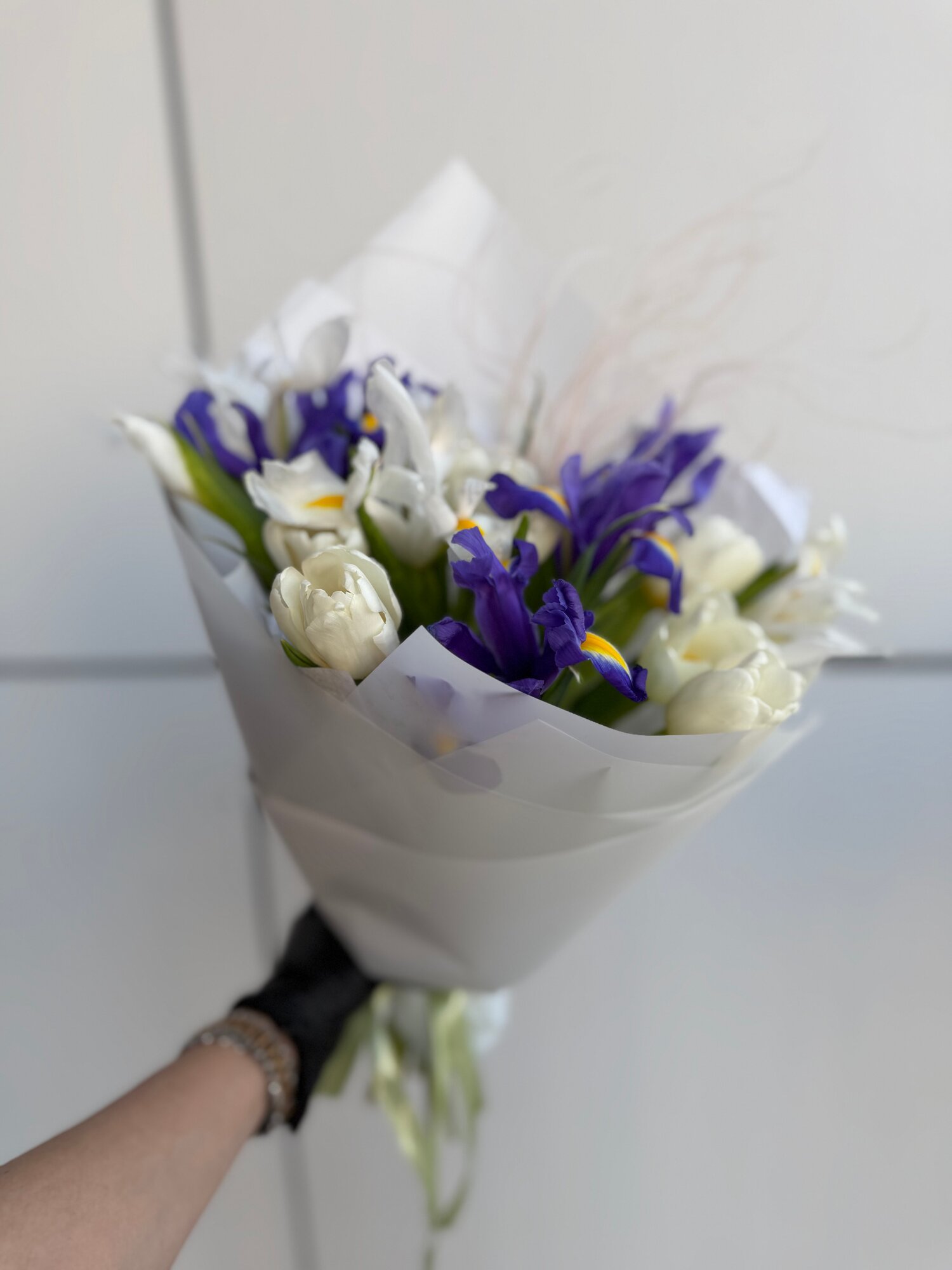 Ирисы С тюльпанами «ШУМ цветов» весенняя комбинация в пленке под ленту